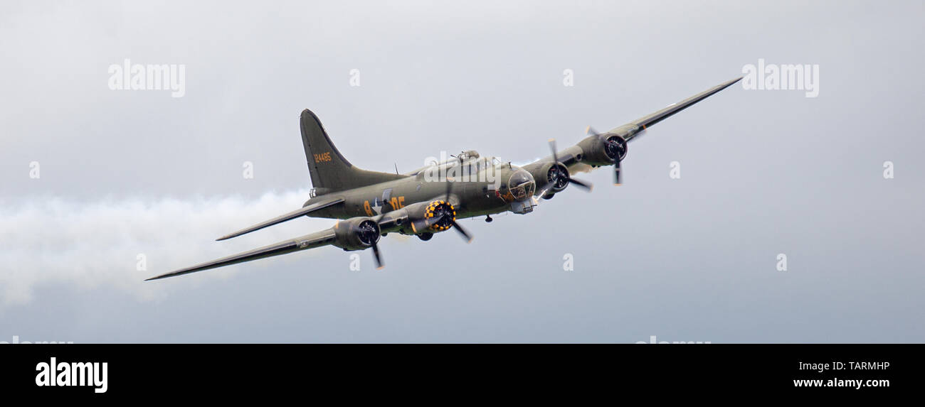 Boeing B-17 Flying Fortress G-BEDF in flight at Duxford Aerodrome Stock ...