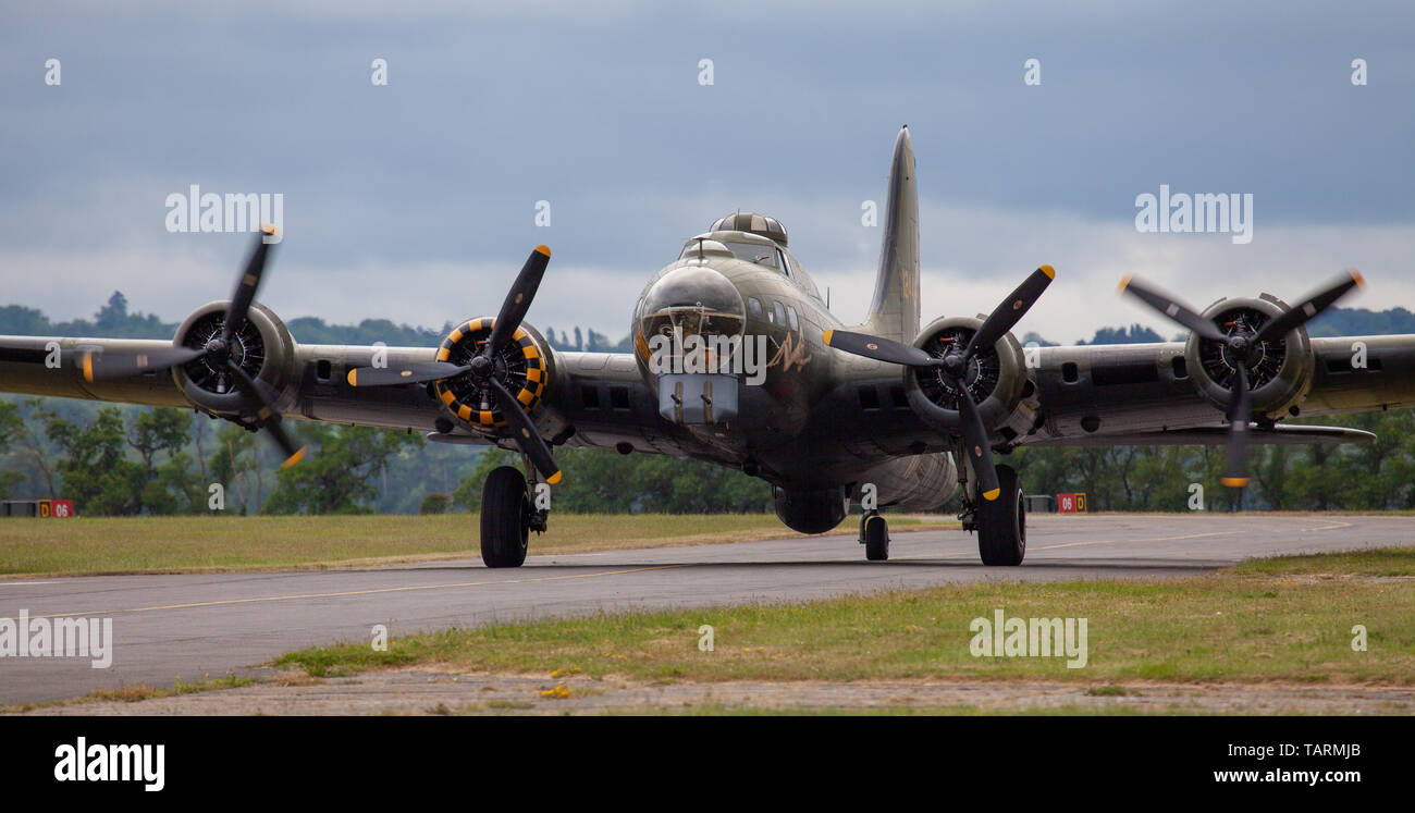 Boeing B-17 Flying Fortress G-BEDF taxiing at Duxford Aerodrome Stock ...