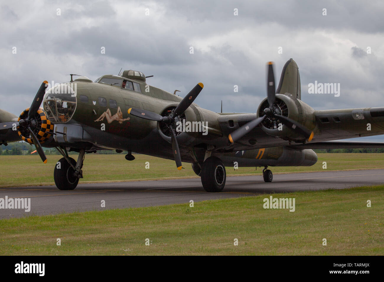 Boeing B-17 Flying Fortress G-BEDF taxiing at Duxford Aerodrome Stock ...
