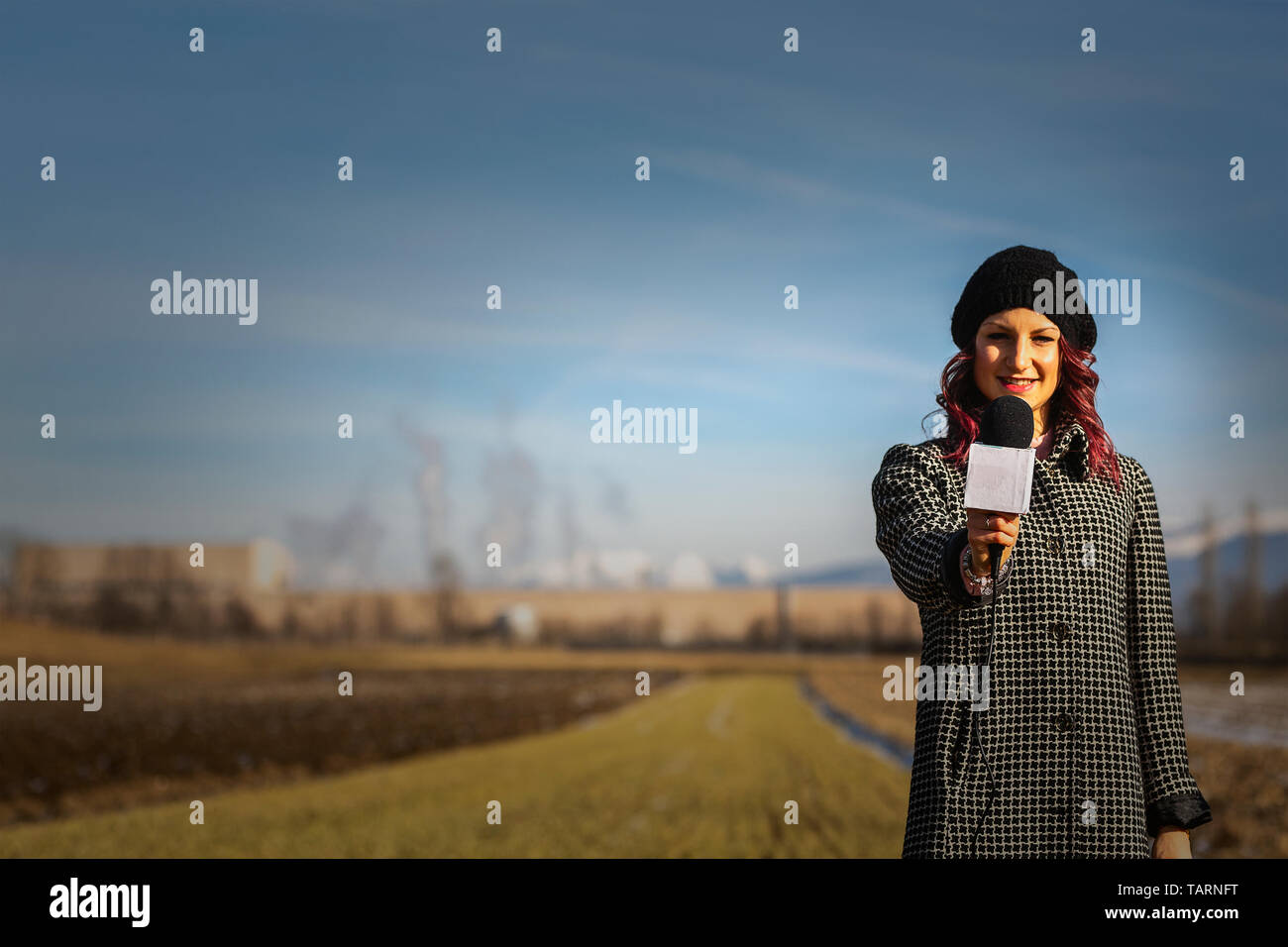 Microphone in hand hi-res stock photography and images - Alamy