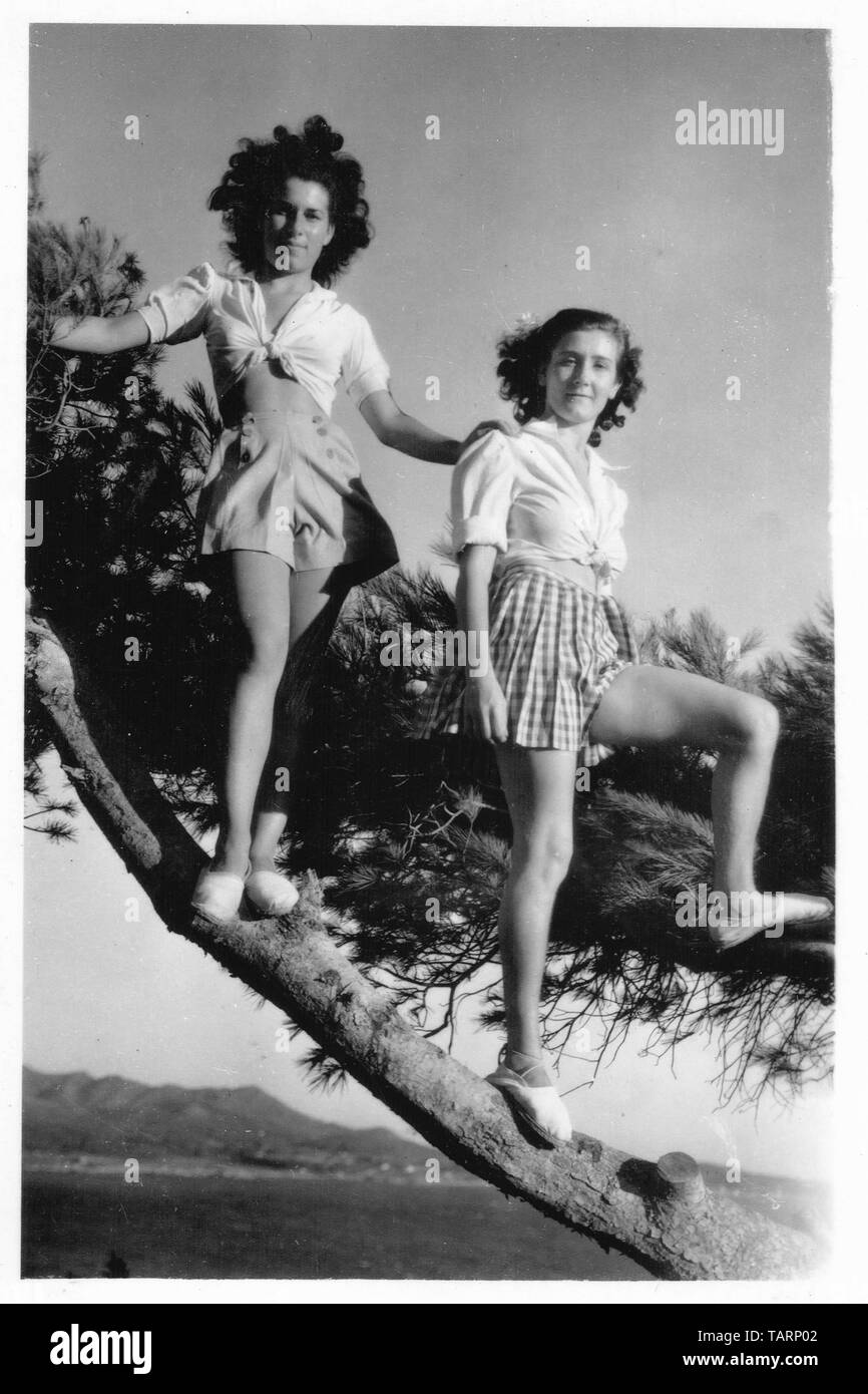 Girls on holdiday, Sanary-sur-Mer, Var, Provence-Alpes-Côte d'Azur ...