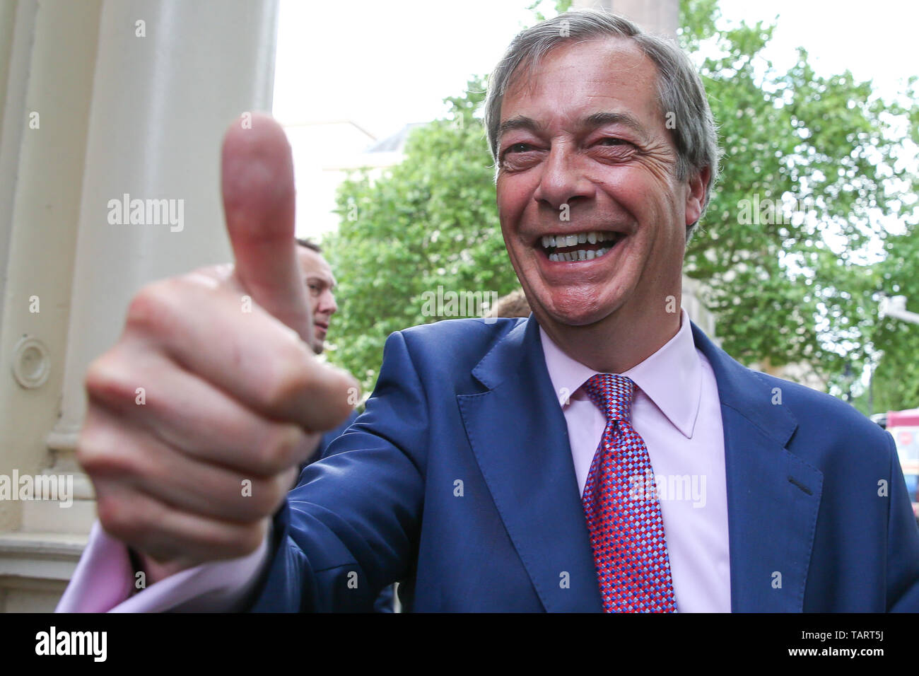 Nigel farage thumbs up hi-res stock photography and images - Alamy