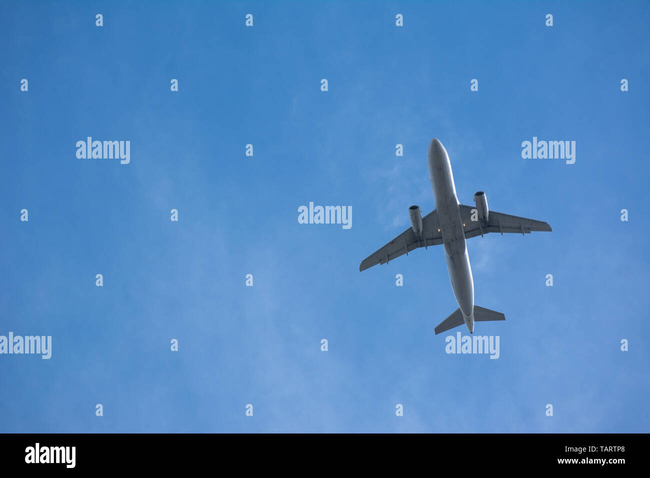 Commercial airplane from below hi-res stock photography and images - Alamy