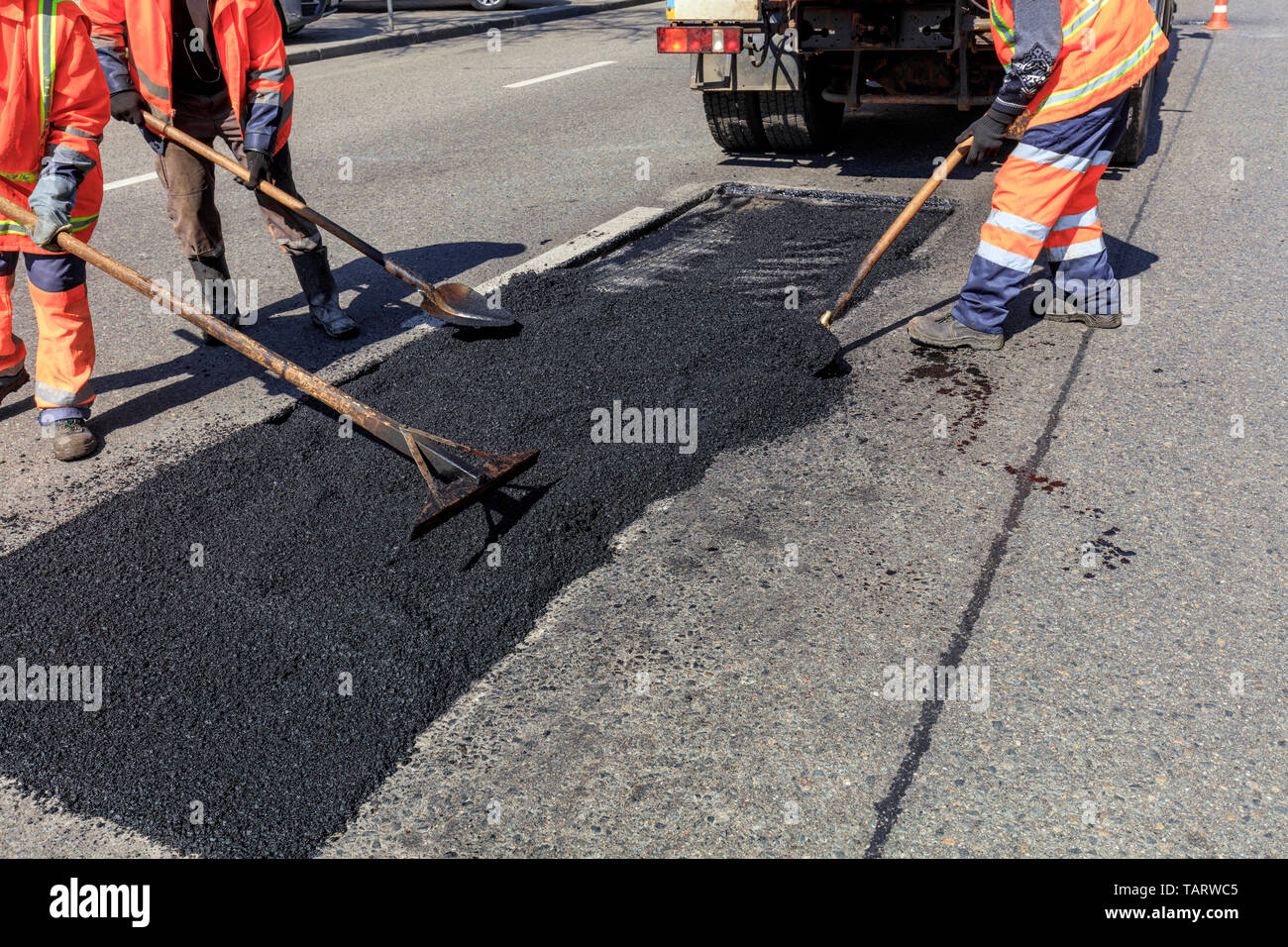 Team building activity outside hi-res stock photography and images - Alamy