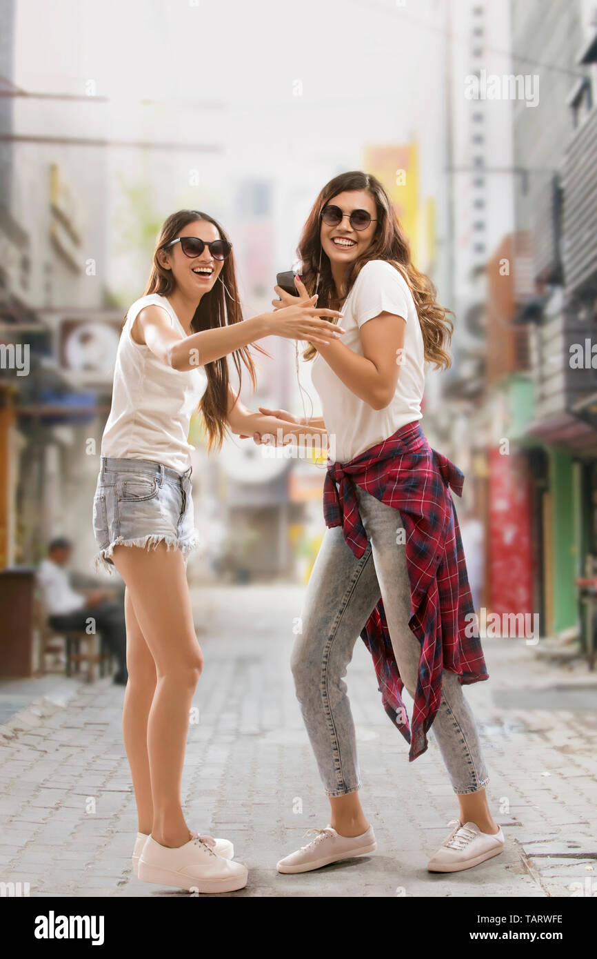 Two girl friends hi-res stock photography and images - Alamy