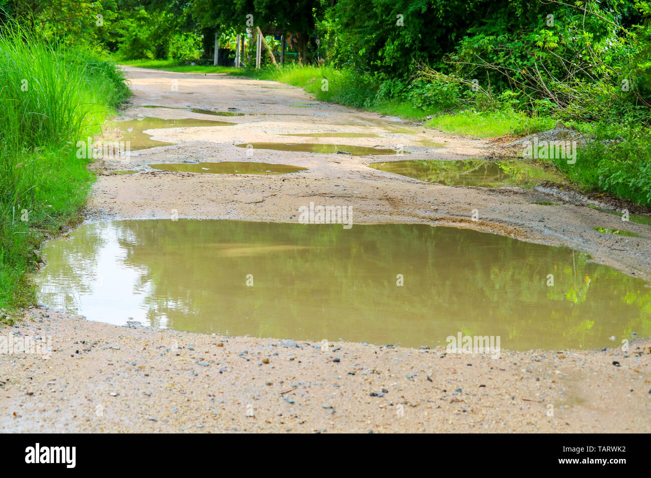 Rural dirt roads are flooded during the rainy season, the inconvenience ...