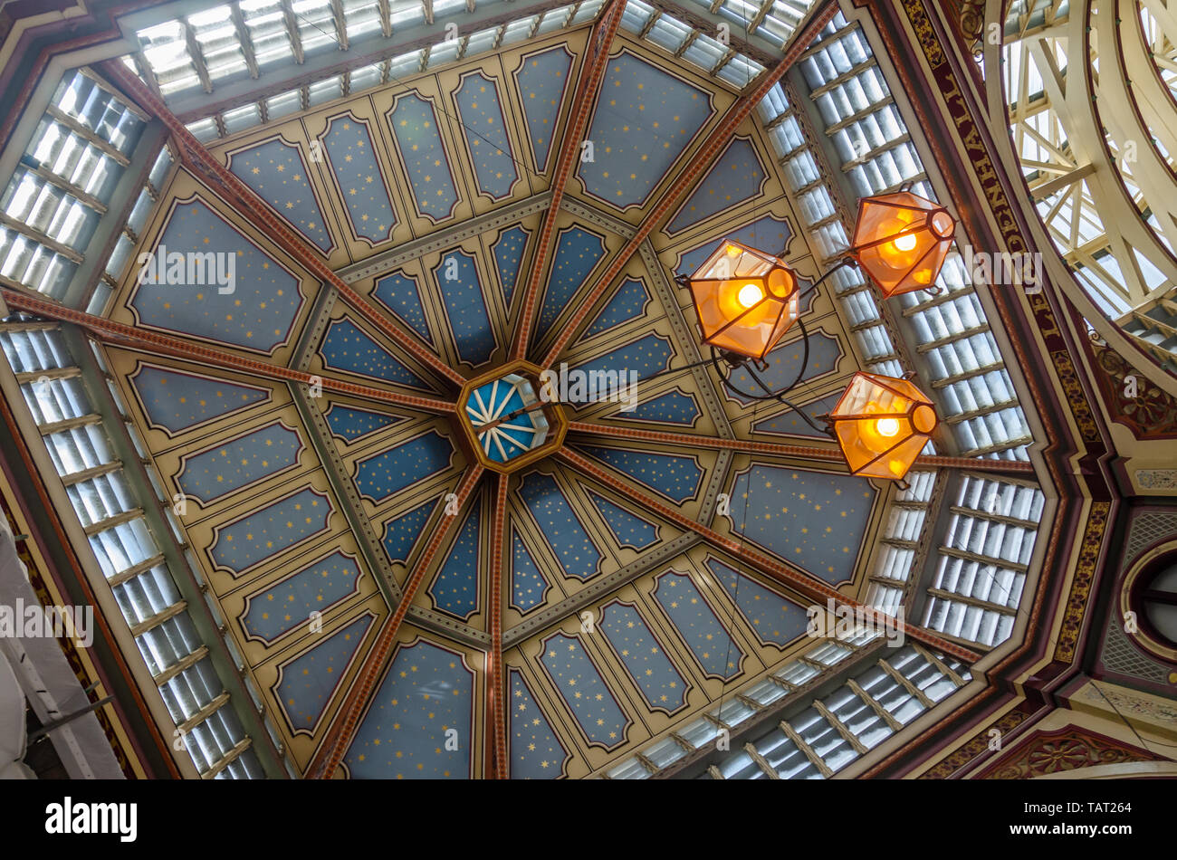 Lights in ceiling hi-res stock photography and images - Alamy
