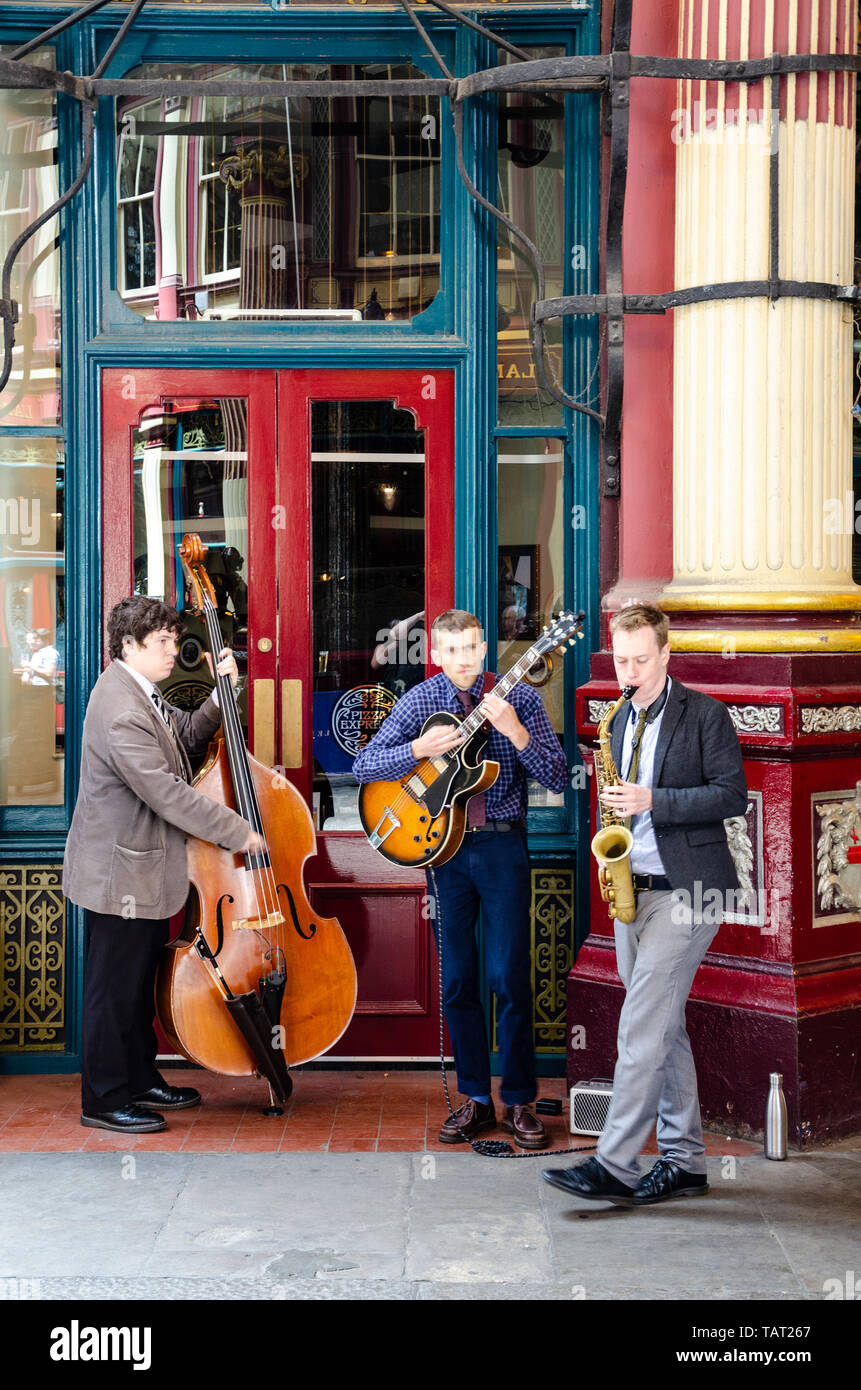 Musicians play at market hi-res stock photography and images - Alamy