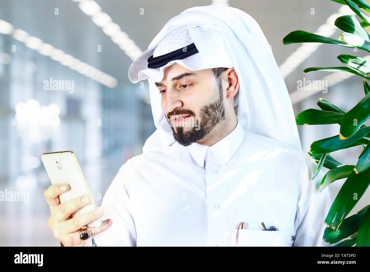 Saudi man head dress hi-res stock photography and images - Alamy