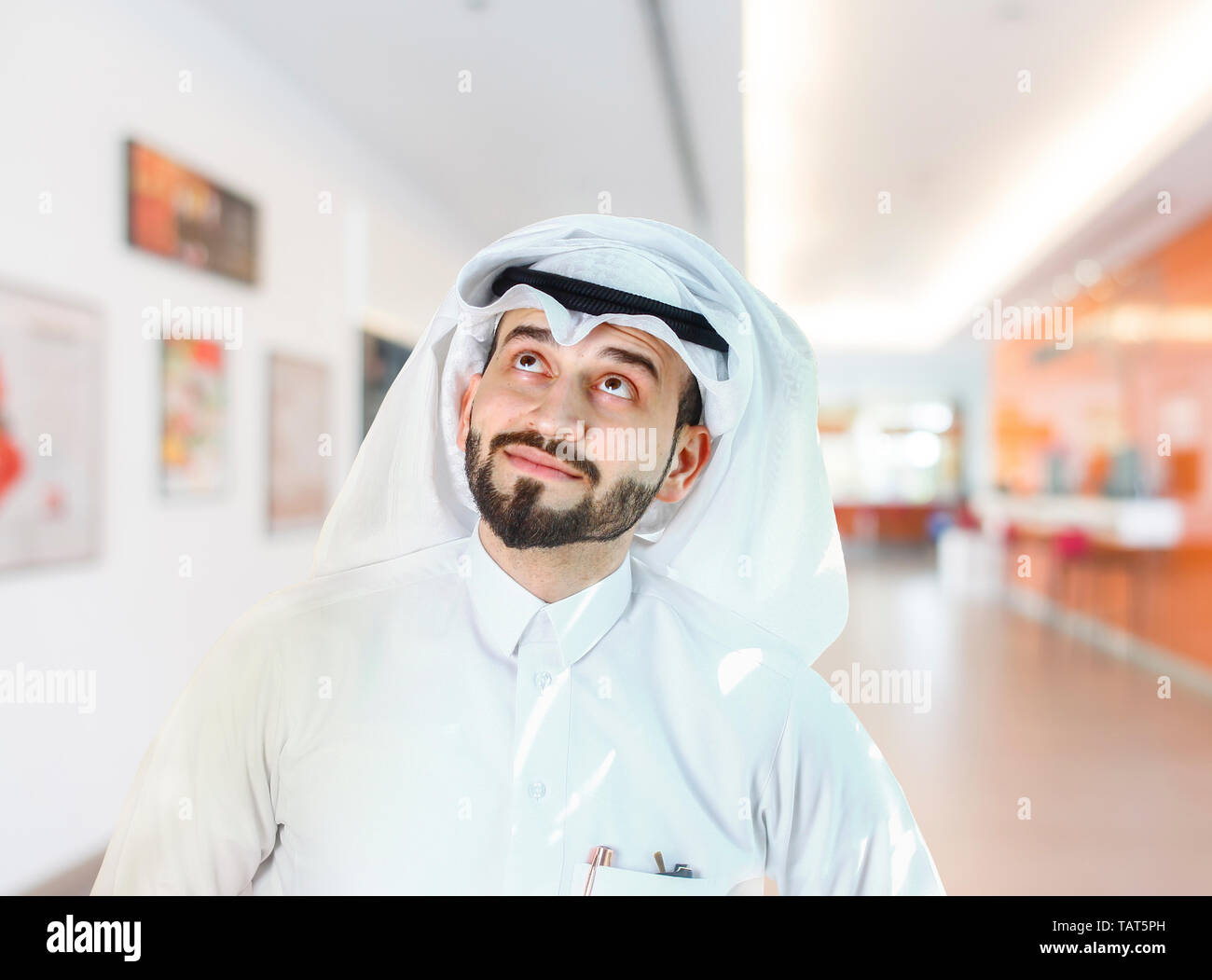 Traditional qatari dress hi-res stock photography and images - Alamy