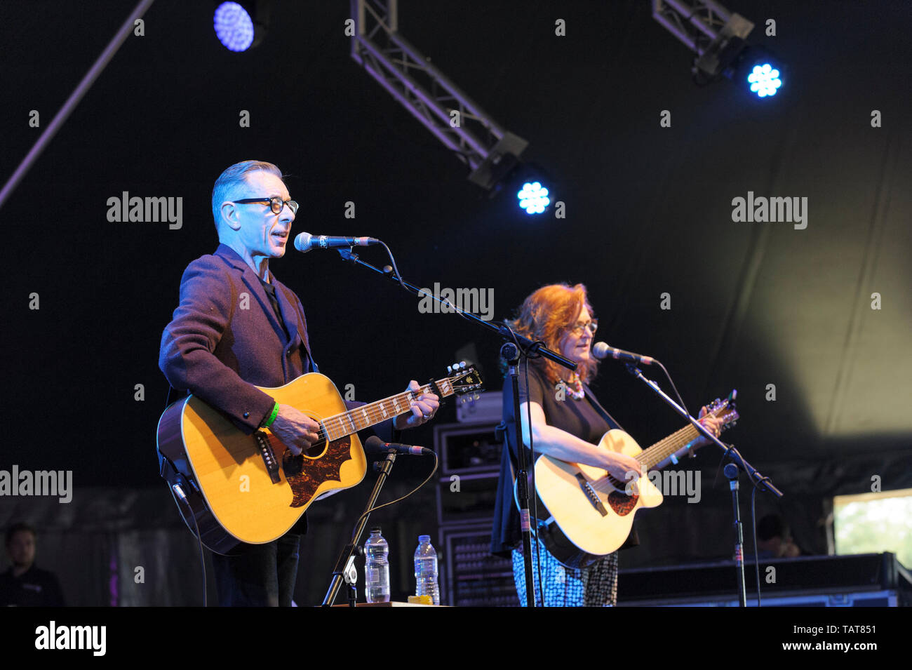 Barbara dickson singing hi-res stock photography and images - Alamy