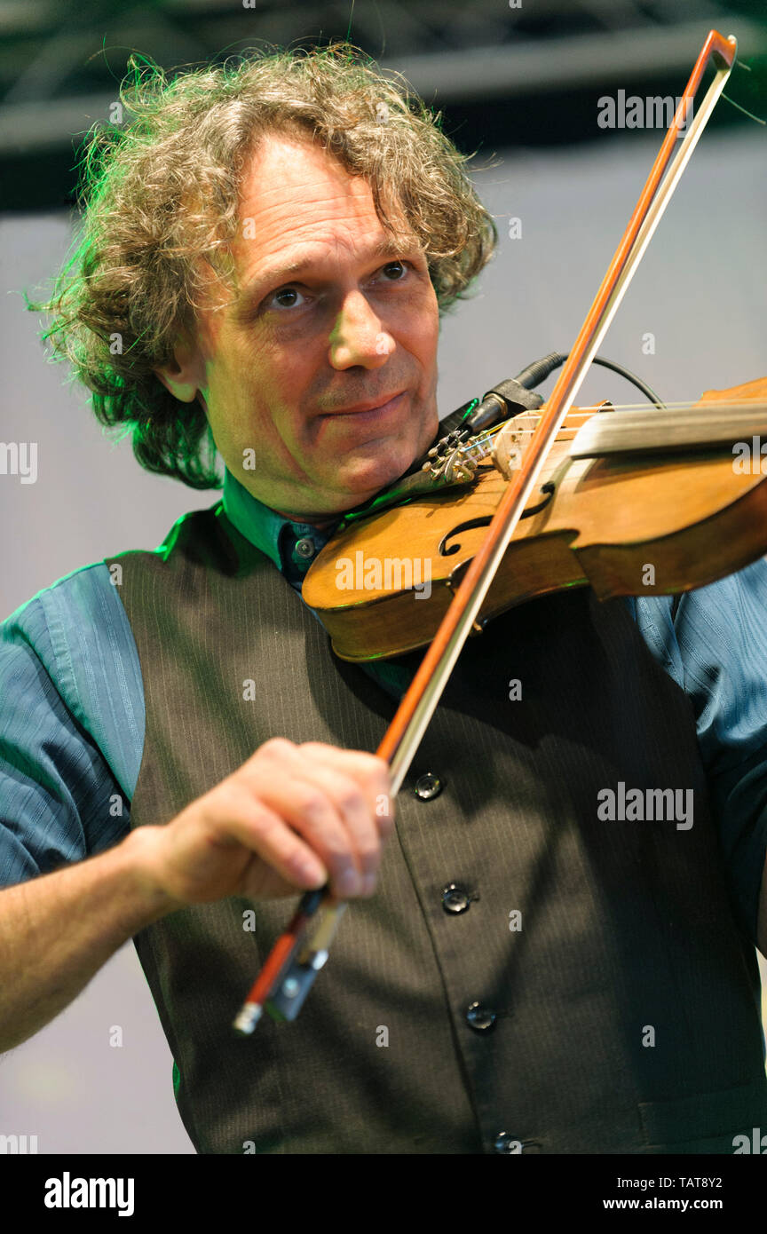 Matt gordon violin hi-res stock photography and images - Alamy