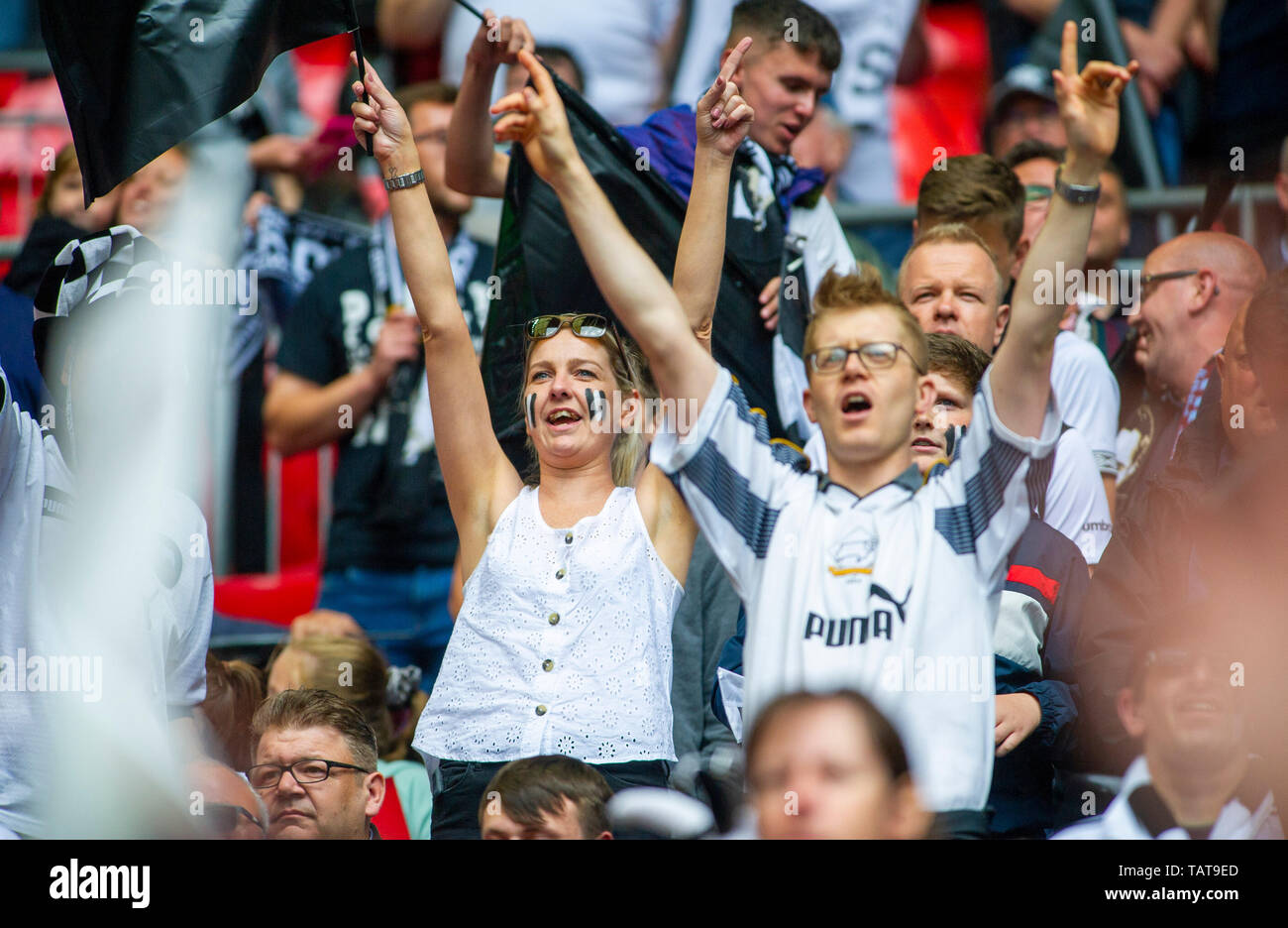 Wembley stadium fans hi-res stock photography and images - Alamy