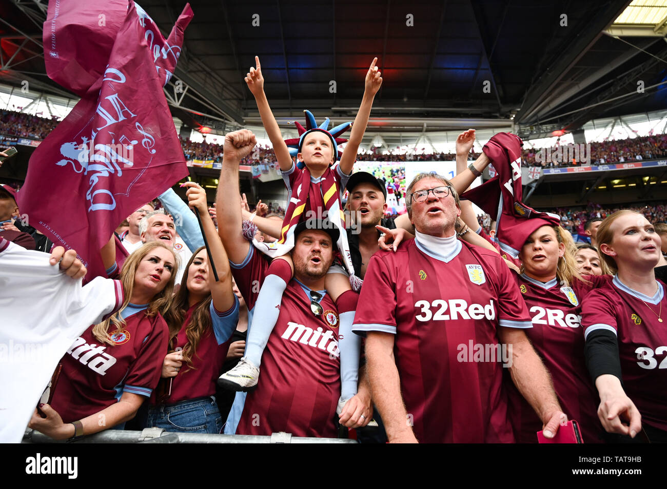 Aston villa fans hi-res stock photography and images - Alamy