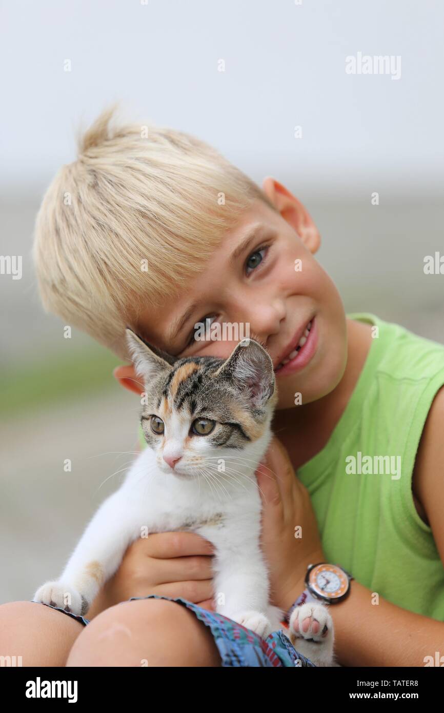 Boy hugging cat hi-res stock photography and images - Alamy