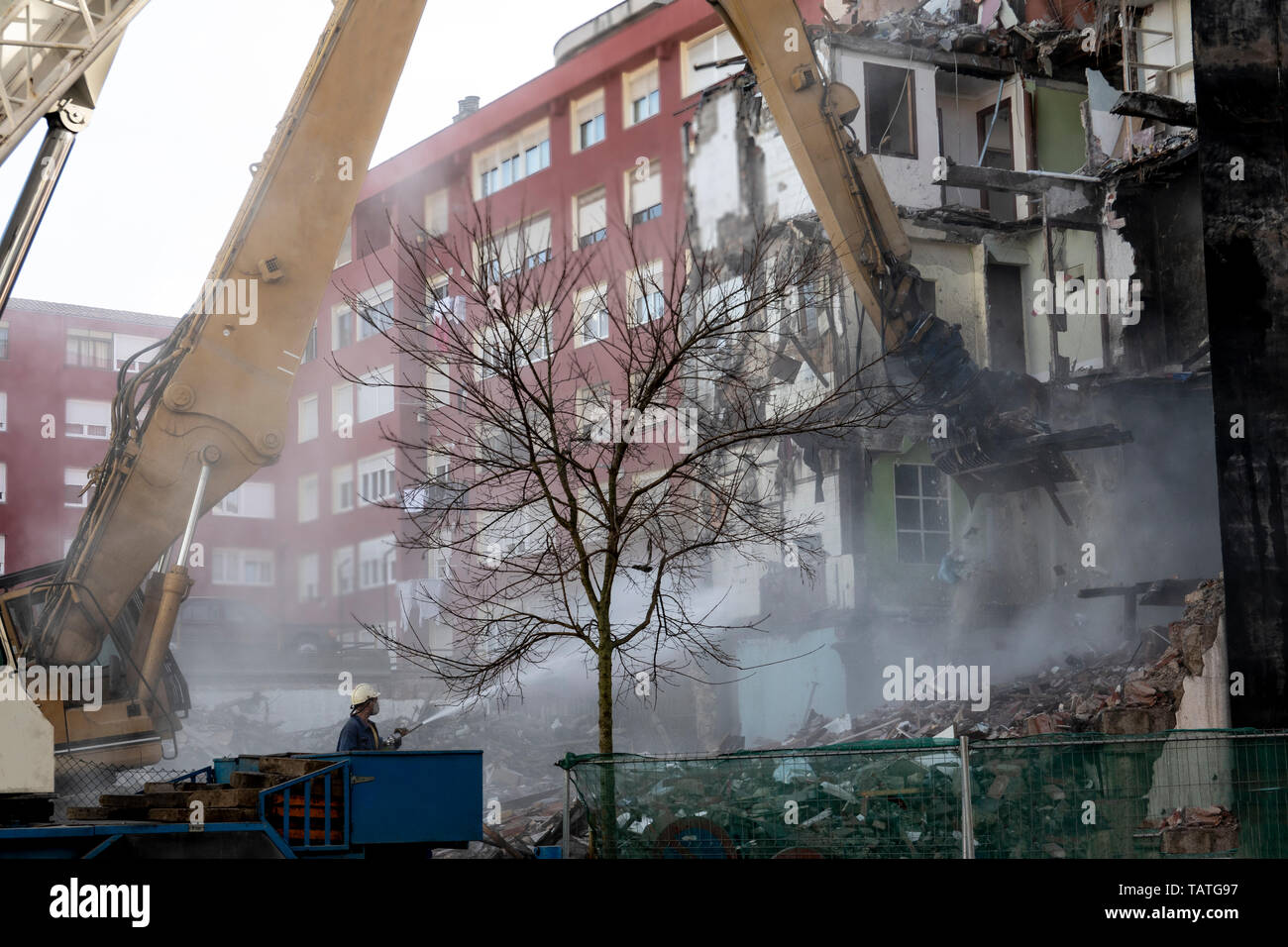 demolition crane demolishing a building Stock Photo - Alamy