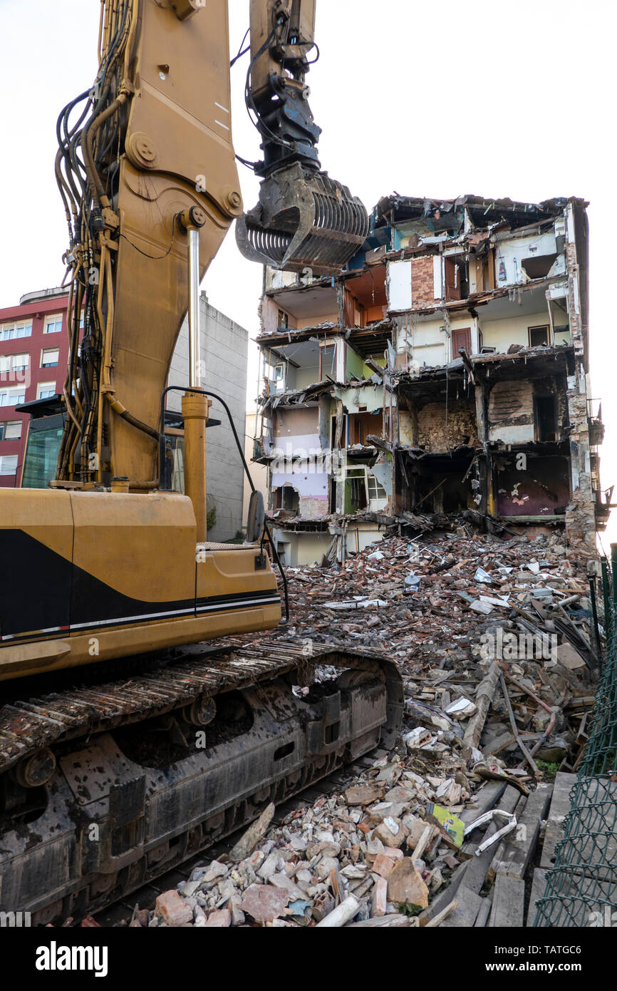 demolition crane demolishing a building Stock Photo - Alamy