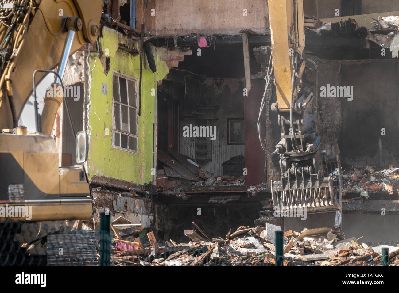 demolition crane demolishing a building Stock Photo - Alamy