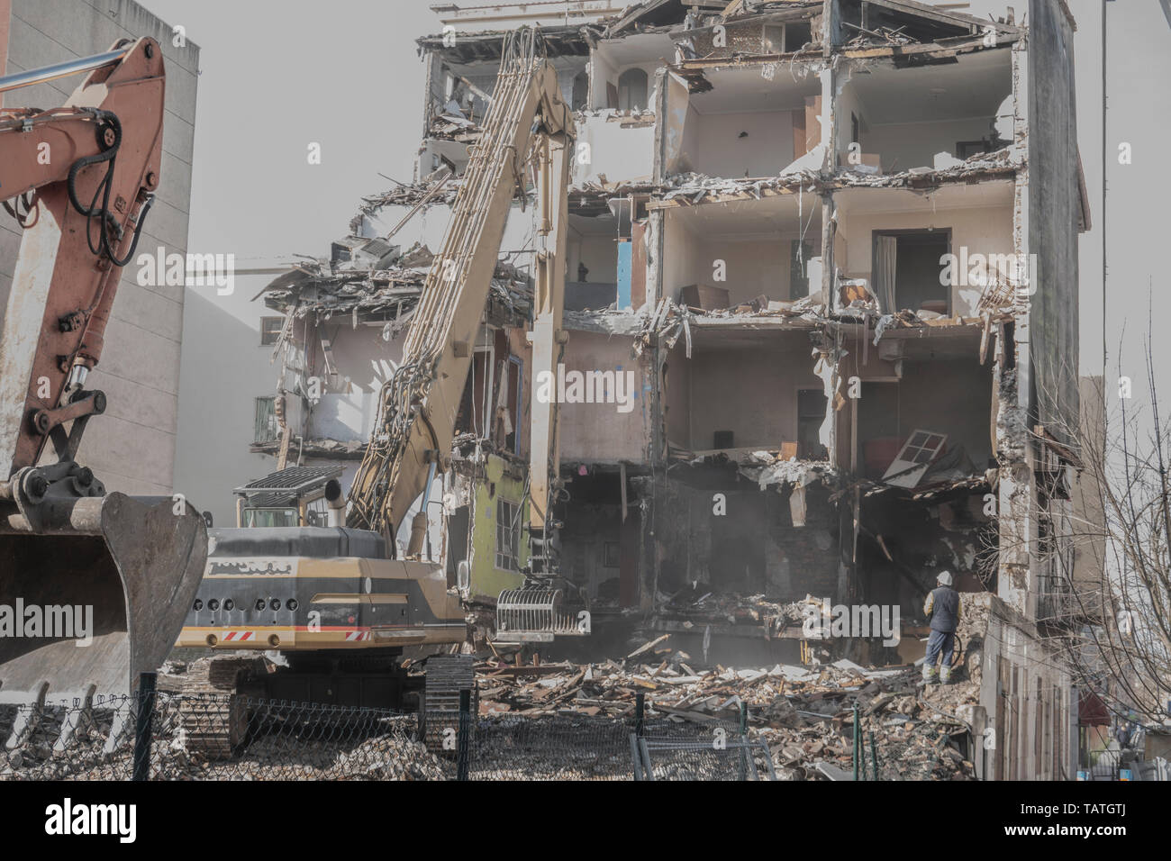Demolition crane hi-res stock photography and images - Alamy