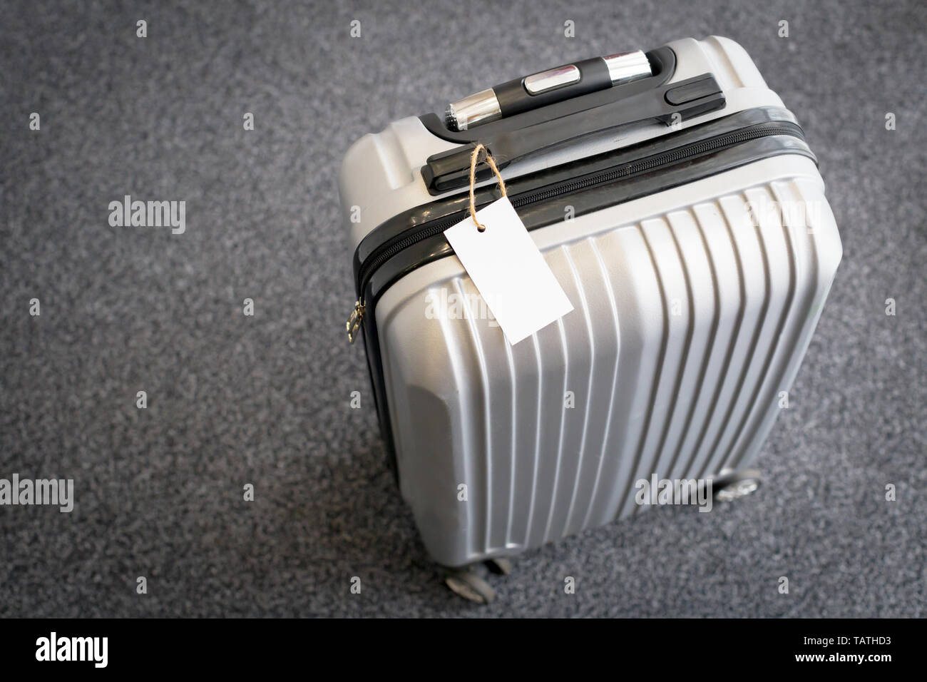 Close up of blank luggage tag label on a suitcase Stock Photo - Alamy