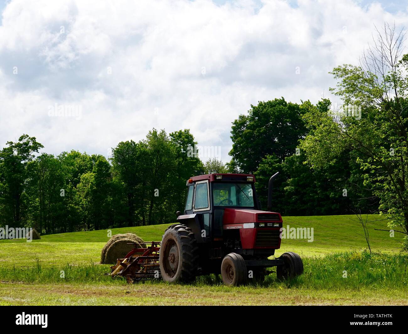 Red old tractor on land hi-res stock photography and images - Alamy