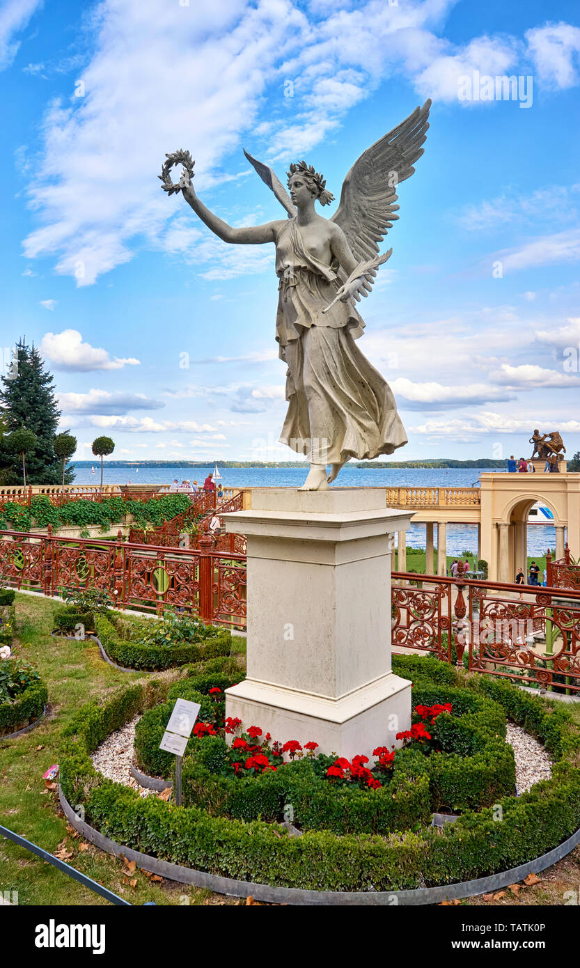 Female angel statue with wreath hi-res stock photography and images - Alamy