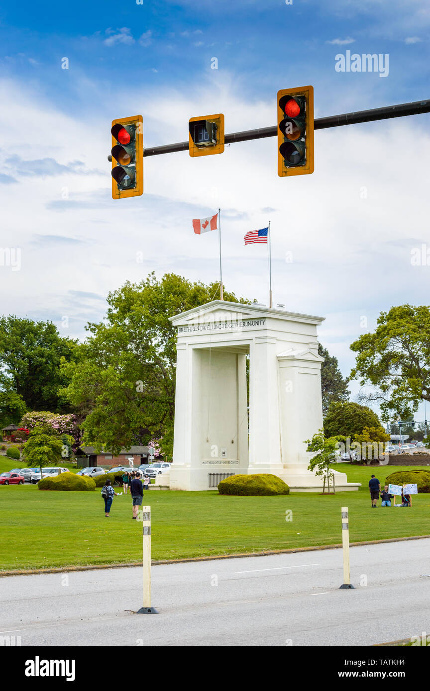 May 26, 2019 - Surrey, BC: Red traffic control light above road to ...