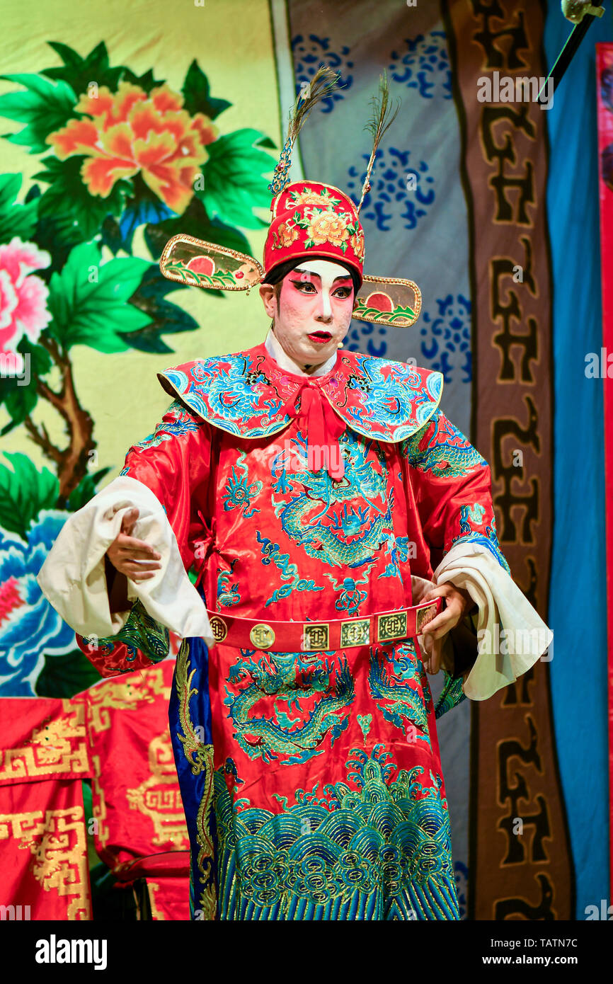 Chinese Opera actor and actress with full makeup Stock Photo - Alamy