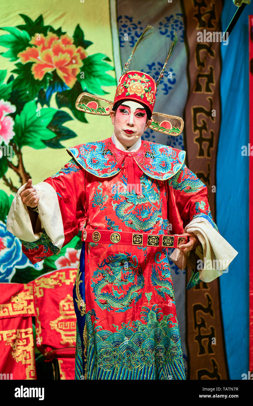 Chinese Opera actor and actress with full makeup Stock Photo - Alamy