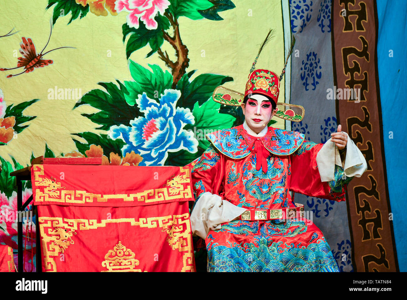 Chinese Opera actor and actress with full makeup Stock Photo - Alamy
