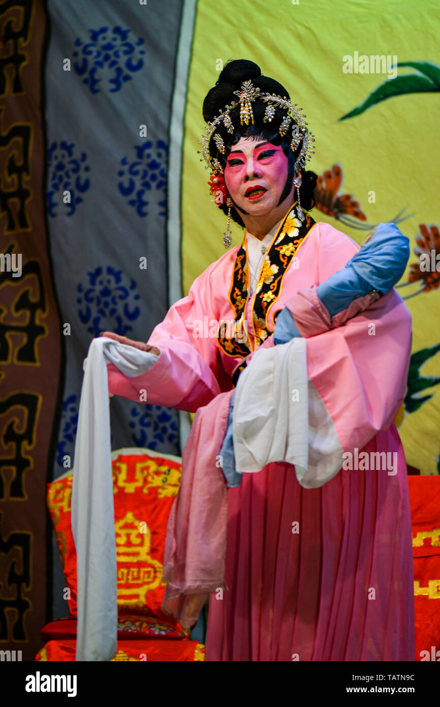 Chinese Opera actor and actress with full makeup Stock Photo - Alamy