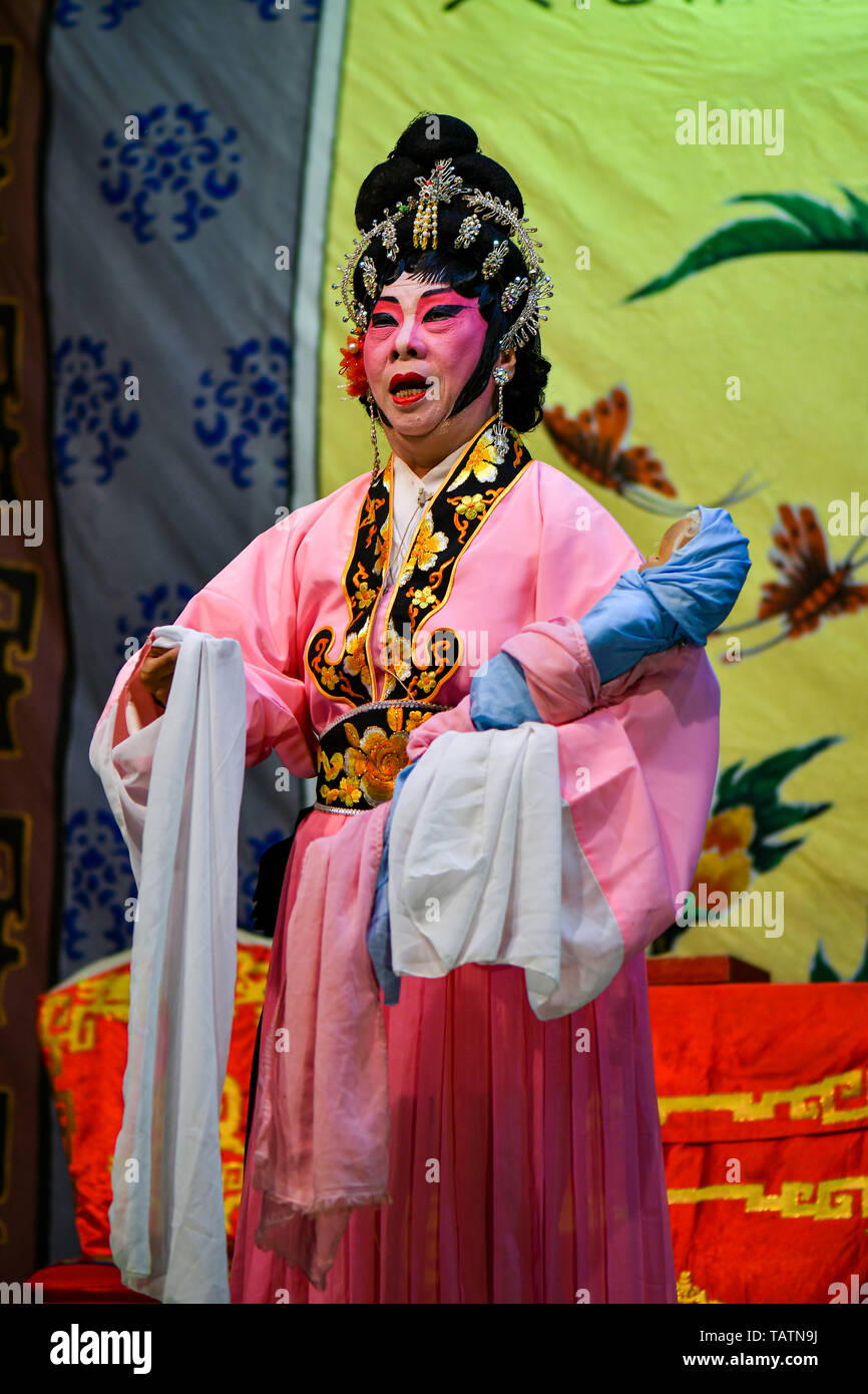 Chinese Opera actor and actress with full makeup Stock Photo - Alamy