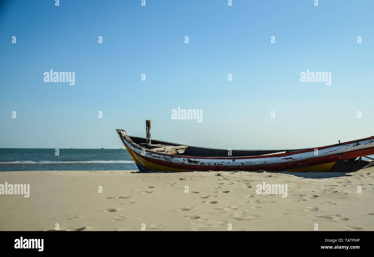 single boat lying on the beach Stock Photo - Alamy