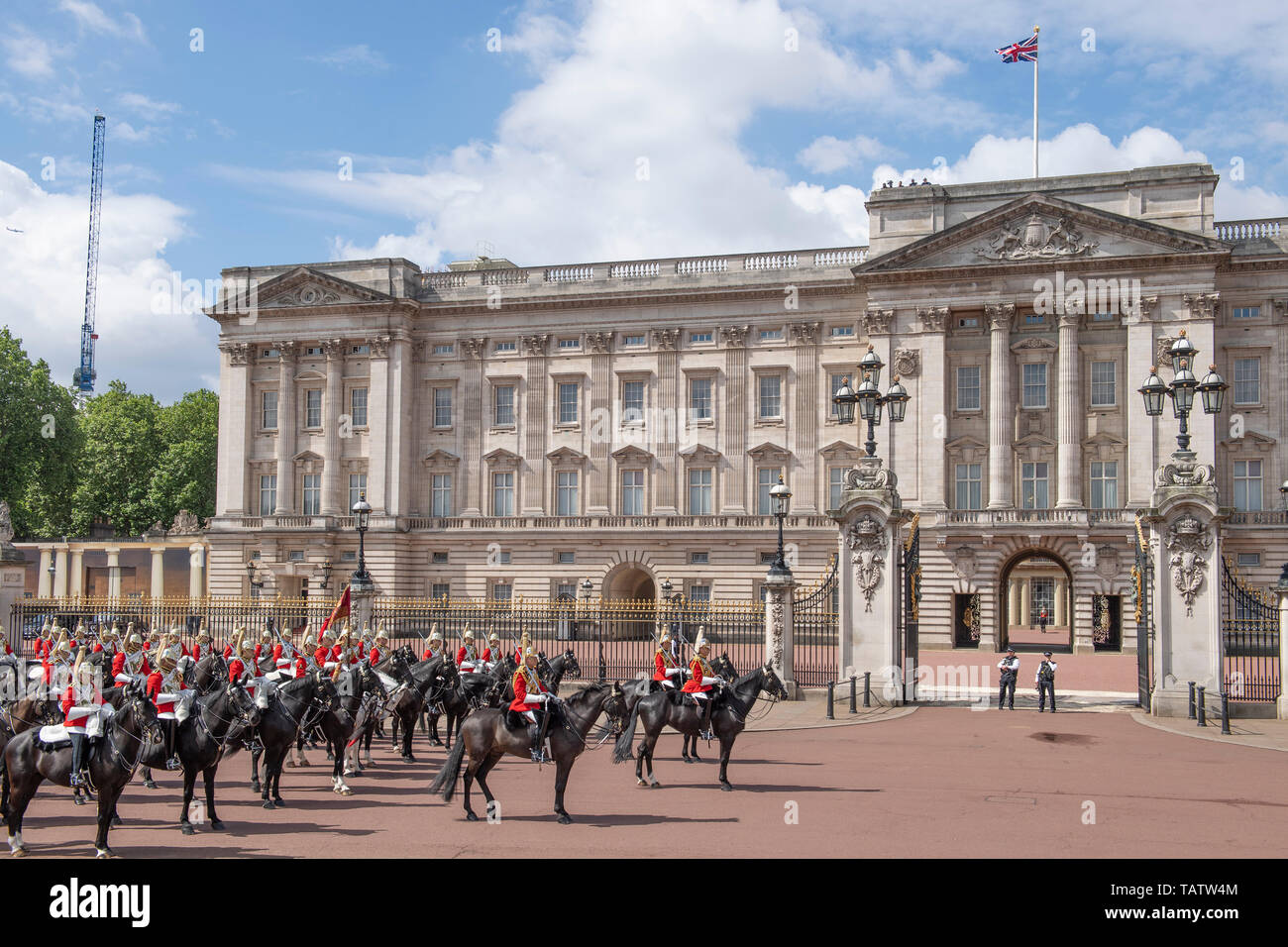 Buckingham Palace, London, UK. 25th May 2019. Mounted Household Cavalry ...