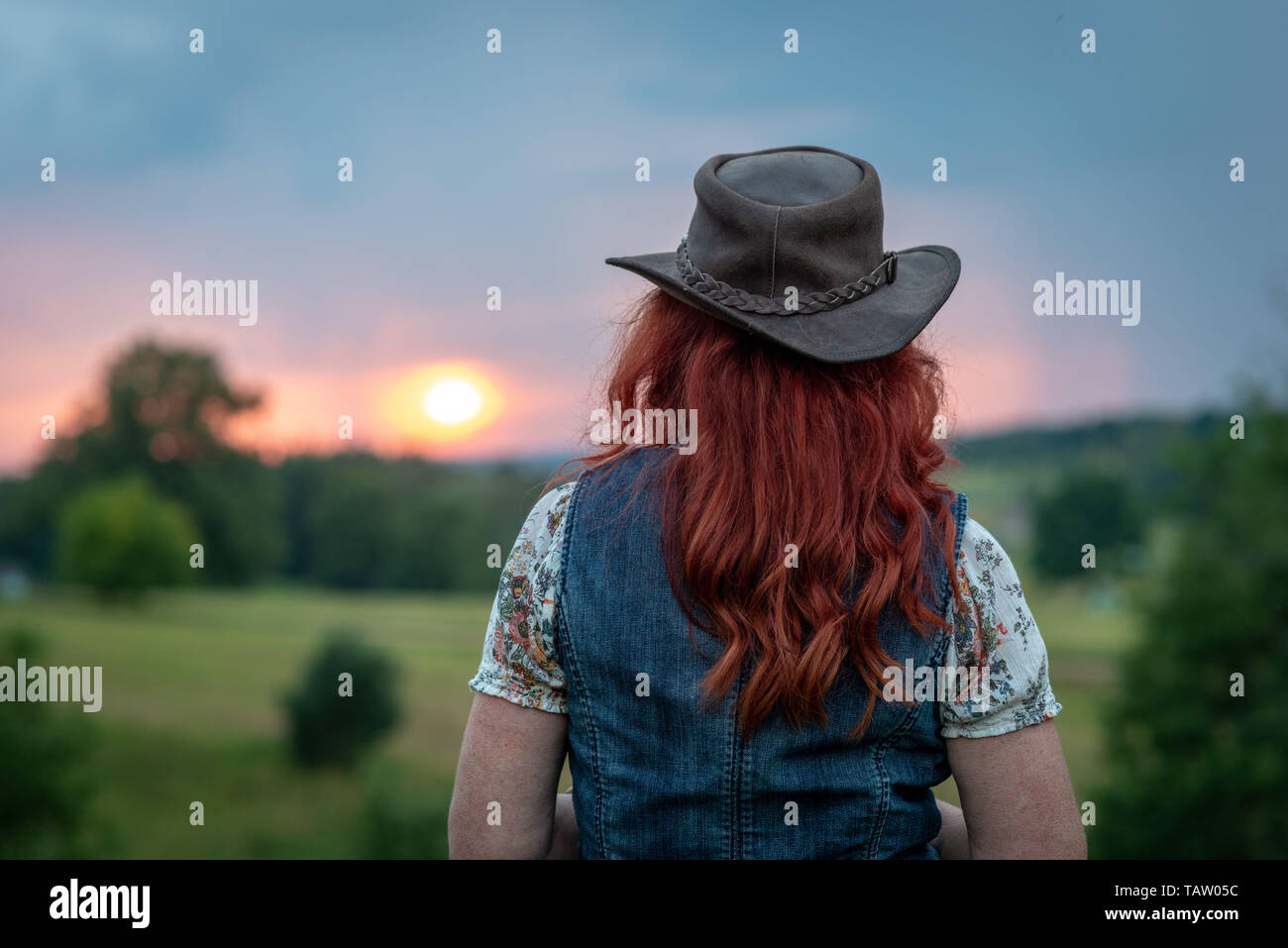 Woman looks away sunset hi-res stock photography and images - Alamy