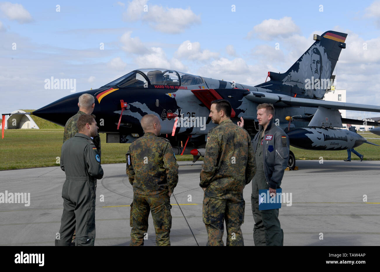 Jagel, Germany. 28th May, 2019. Soldiers stand from a tornado of the ...
