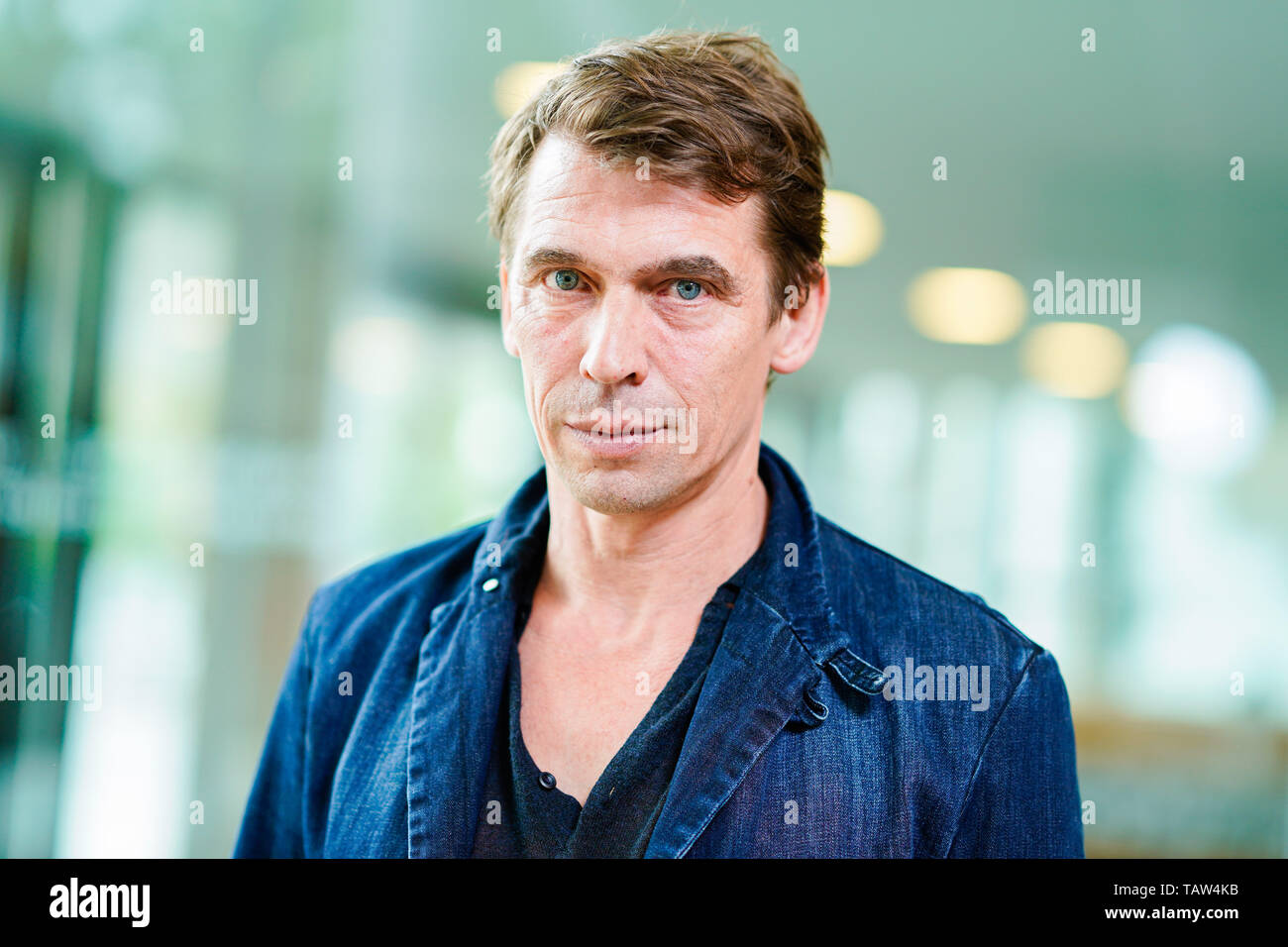 Worms, Germany. 28th May, 2019. The actor Alexander Simon stands before ...