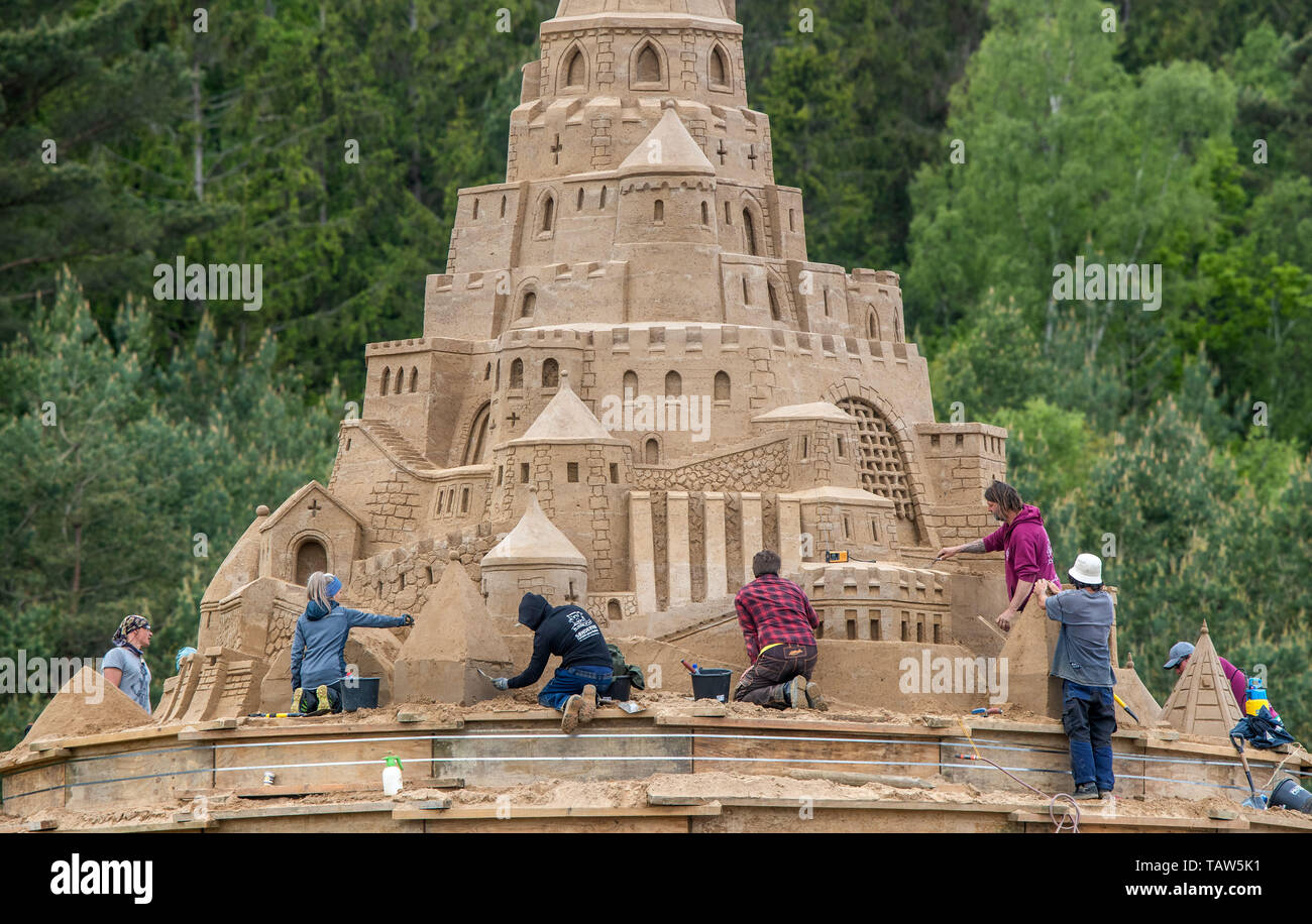 Binz, Germany. 28th May, 2019. Sand artists are working on a new record castle at the Sand ...