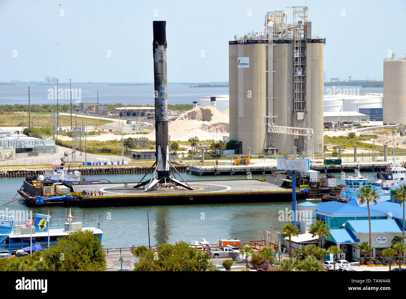 Space spacex pilots boat tug boats hi-res stock photography and images ...