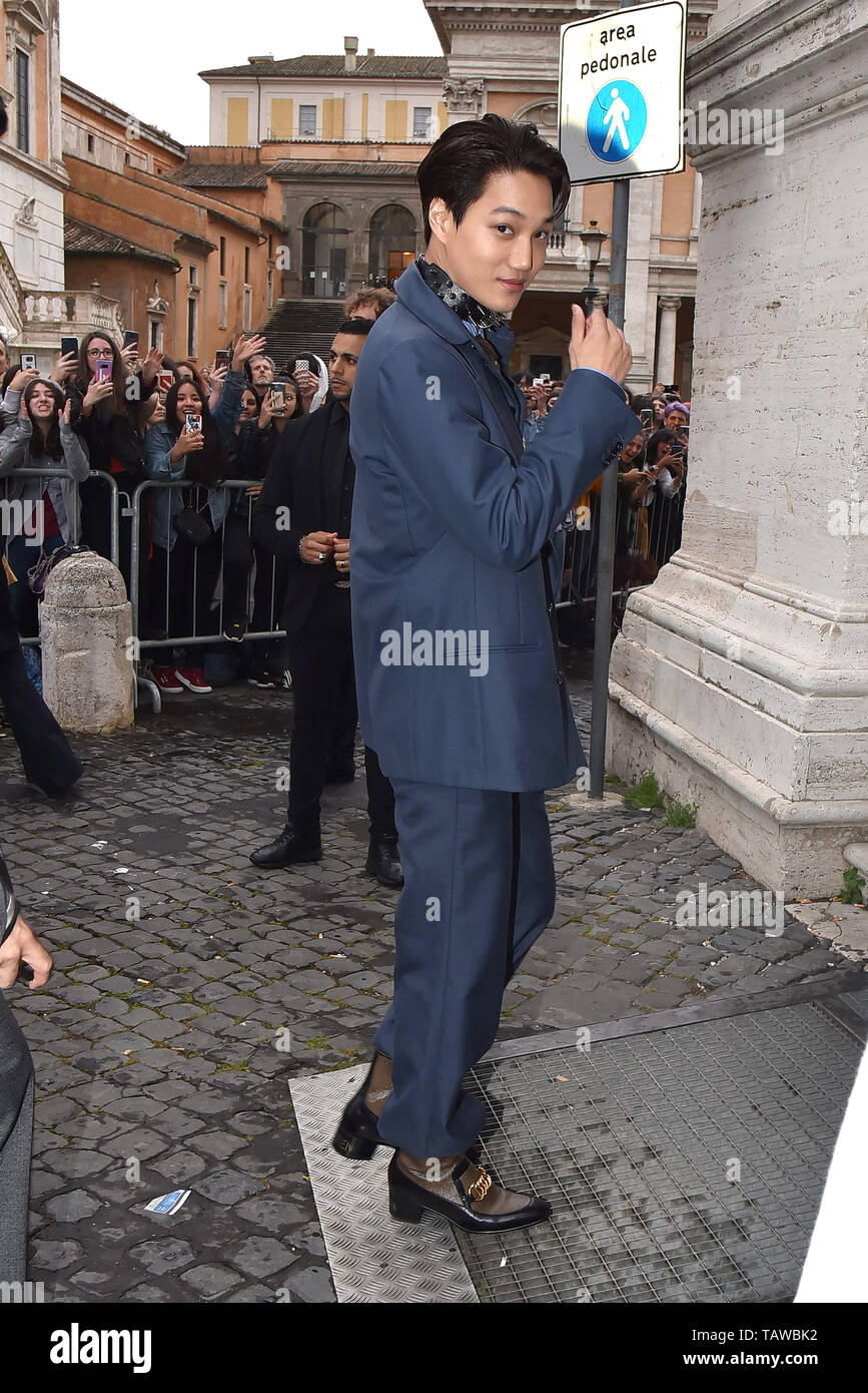 Exo kai hi-res stock photography and images - Alamy