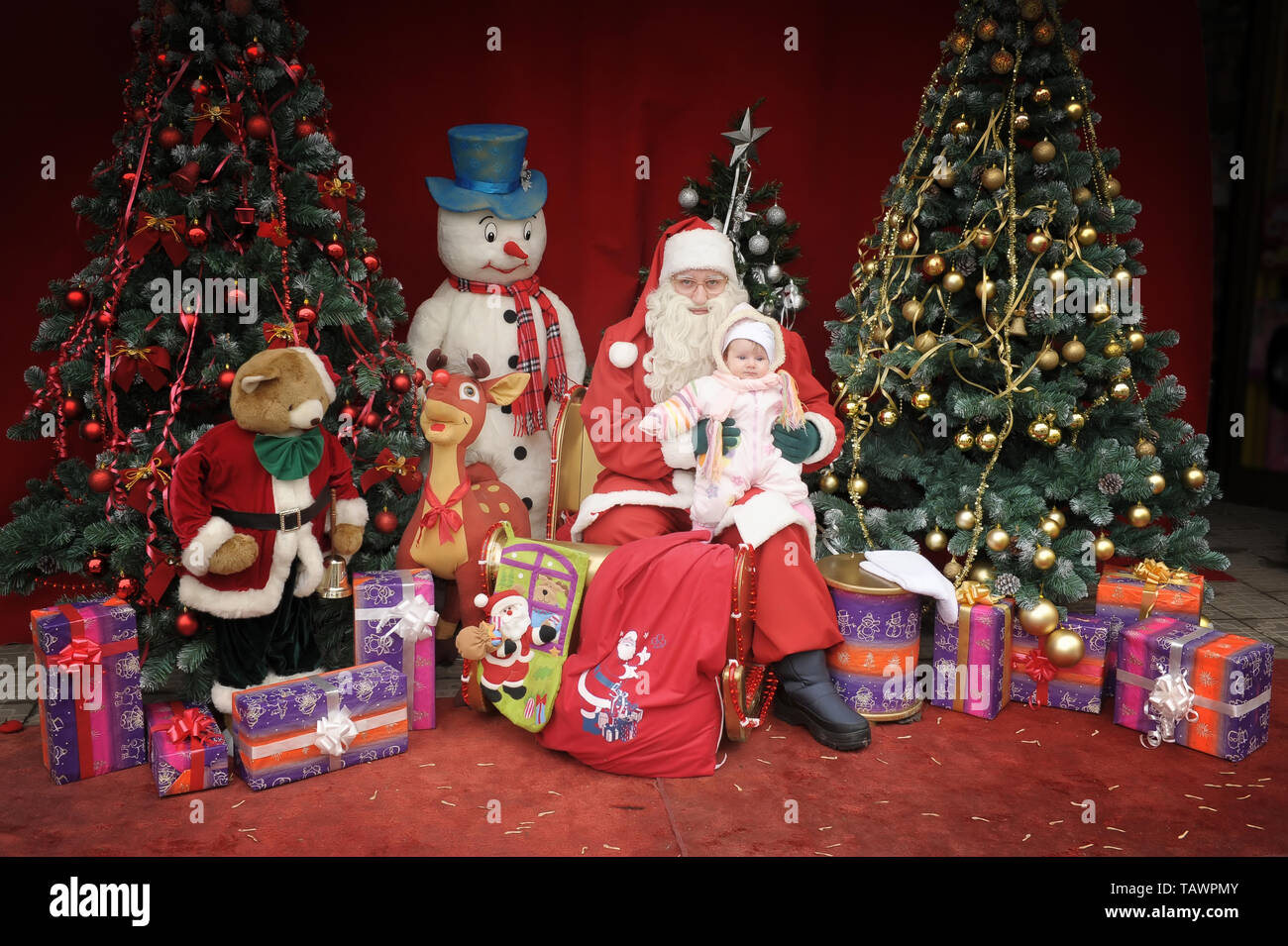 Santa handing out presents to children Stock Photo - Alamy
