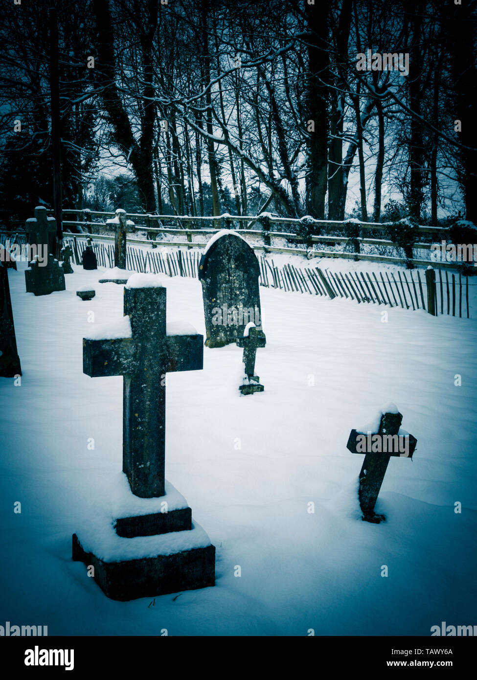 Eerie graveyard hi-res stock photography and images - Alamy