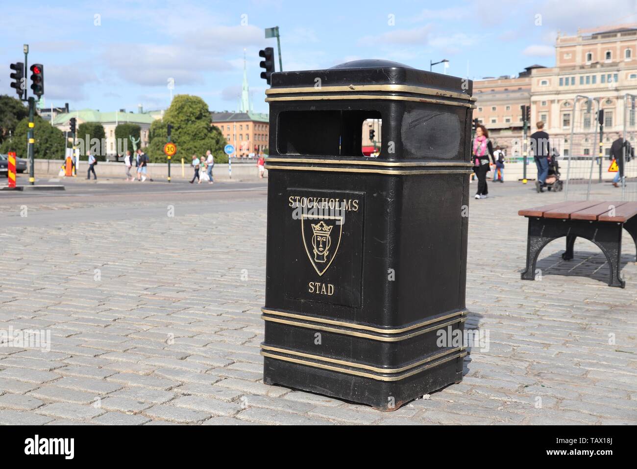 City garbage hi-res stock photography and images - Alamy