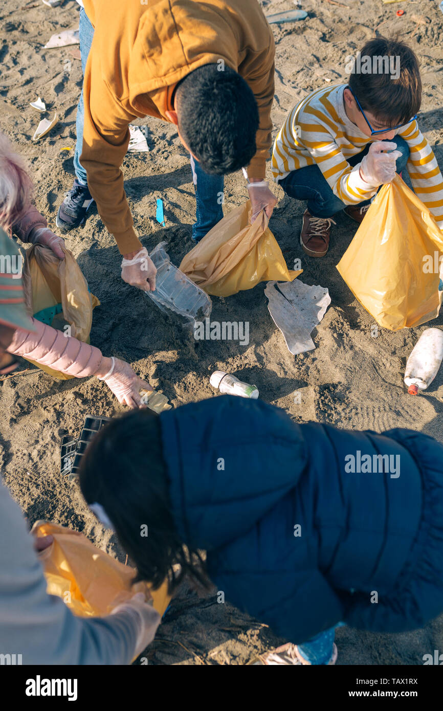 Beach litter volunteers hi-res stock photography and images - Alamy