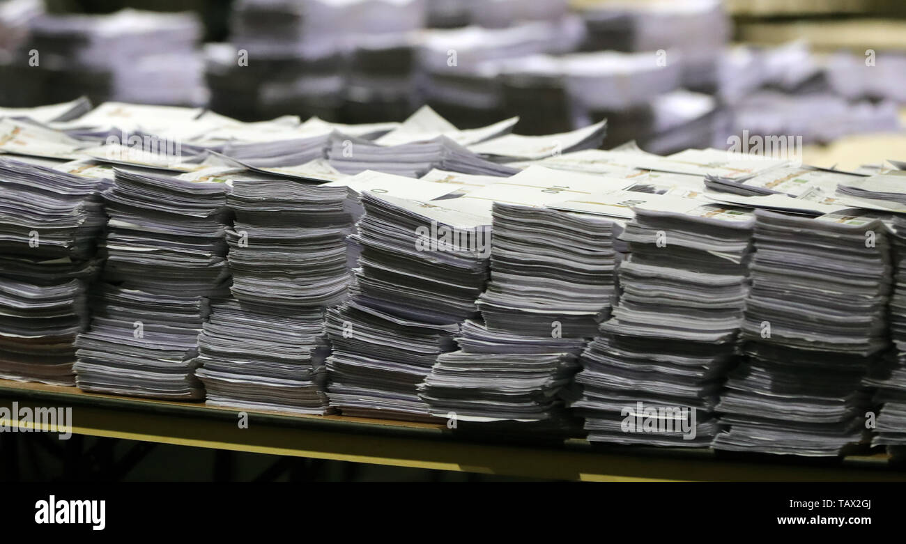 Stacks ballot papers hi-res stock photography and images - Alamy