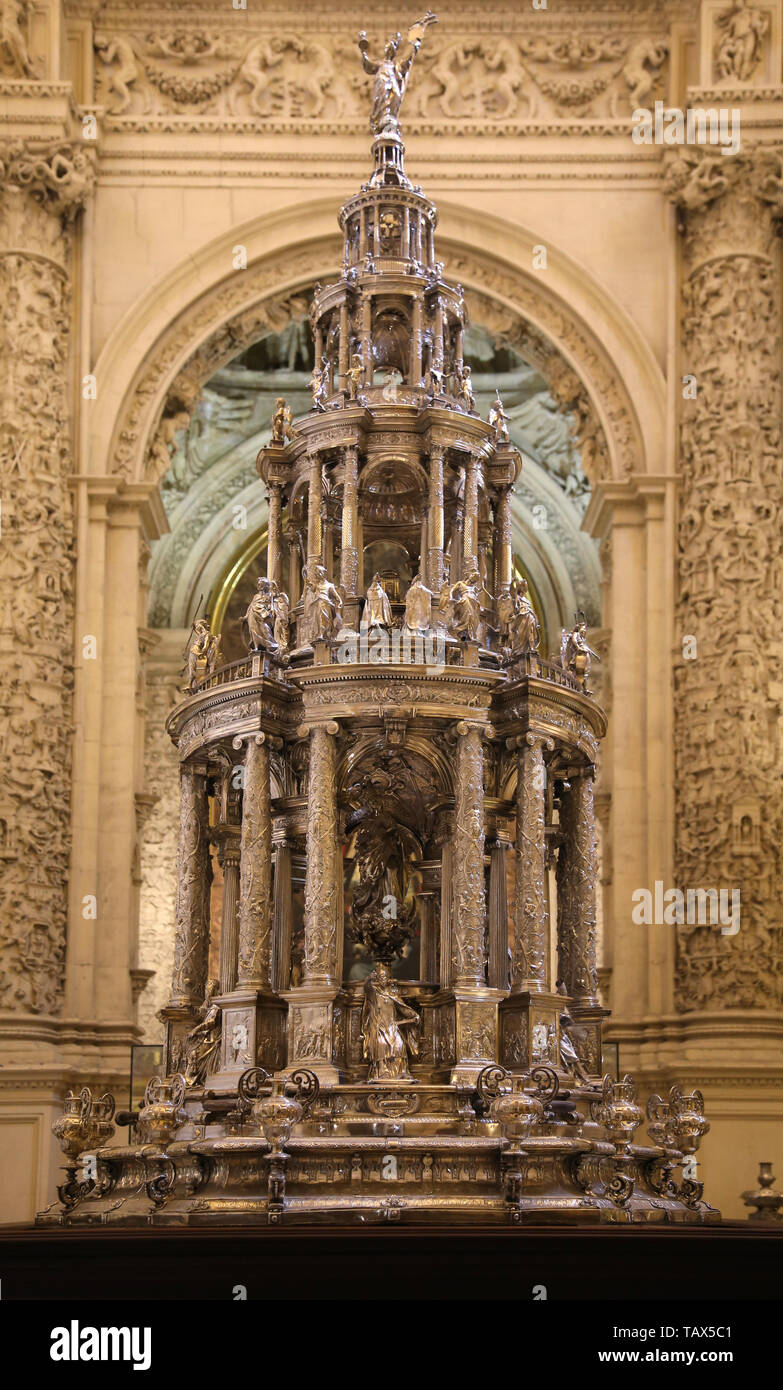 Monstrance of arfe hi-res stock photography and images - Alamy