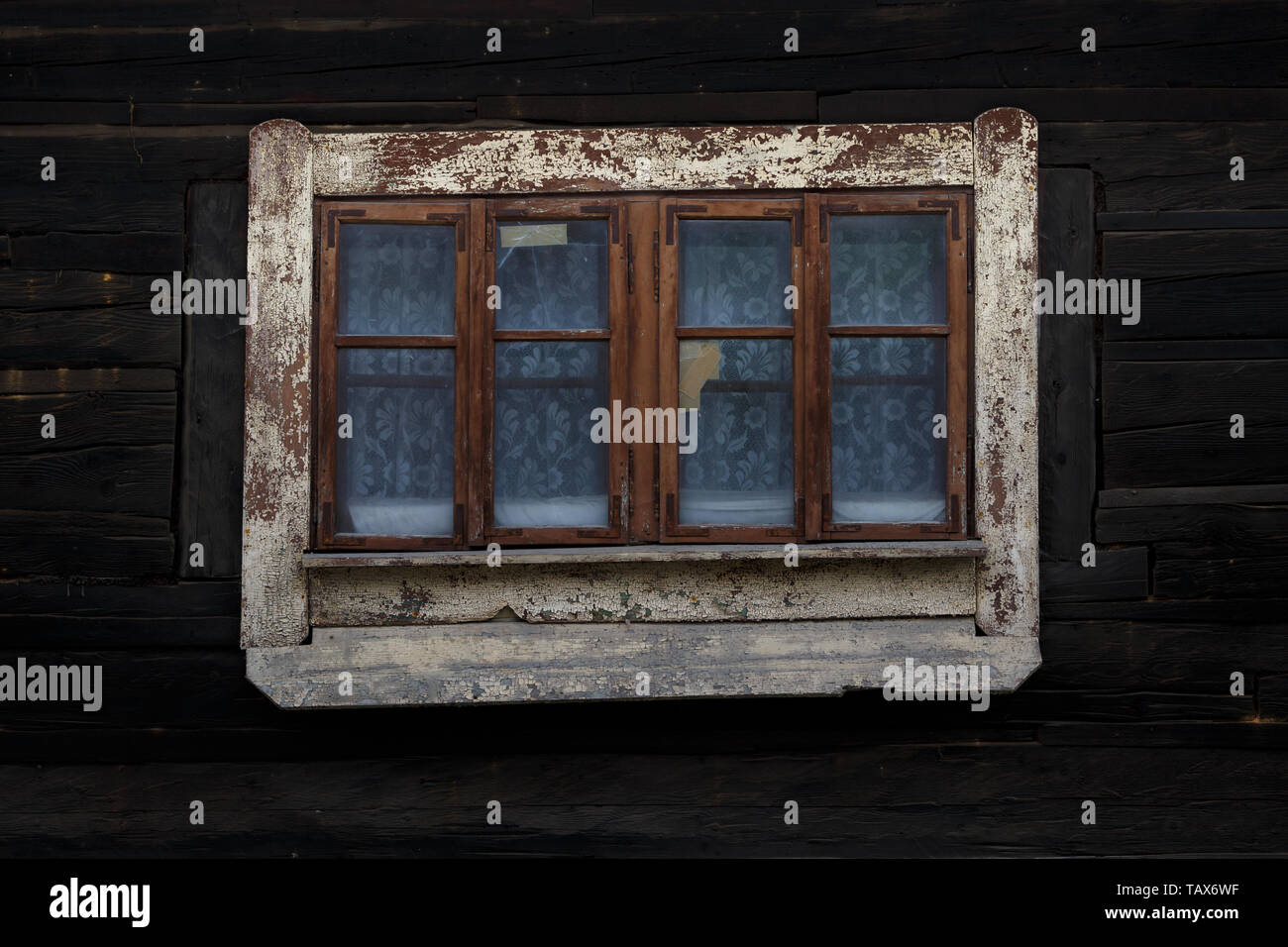 Log cabin window detail hi-res stock photography and images - Alamy