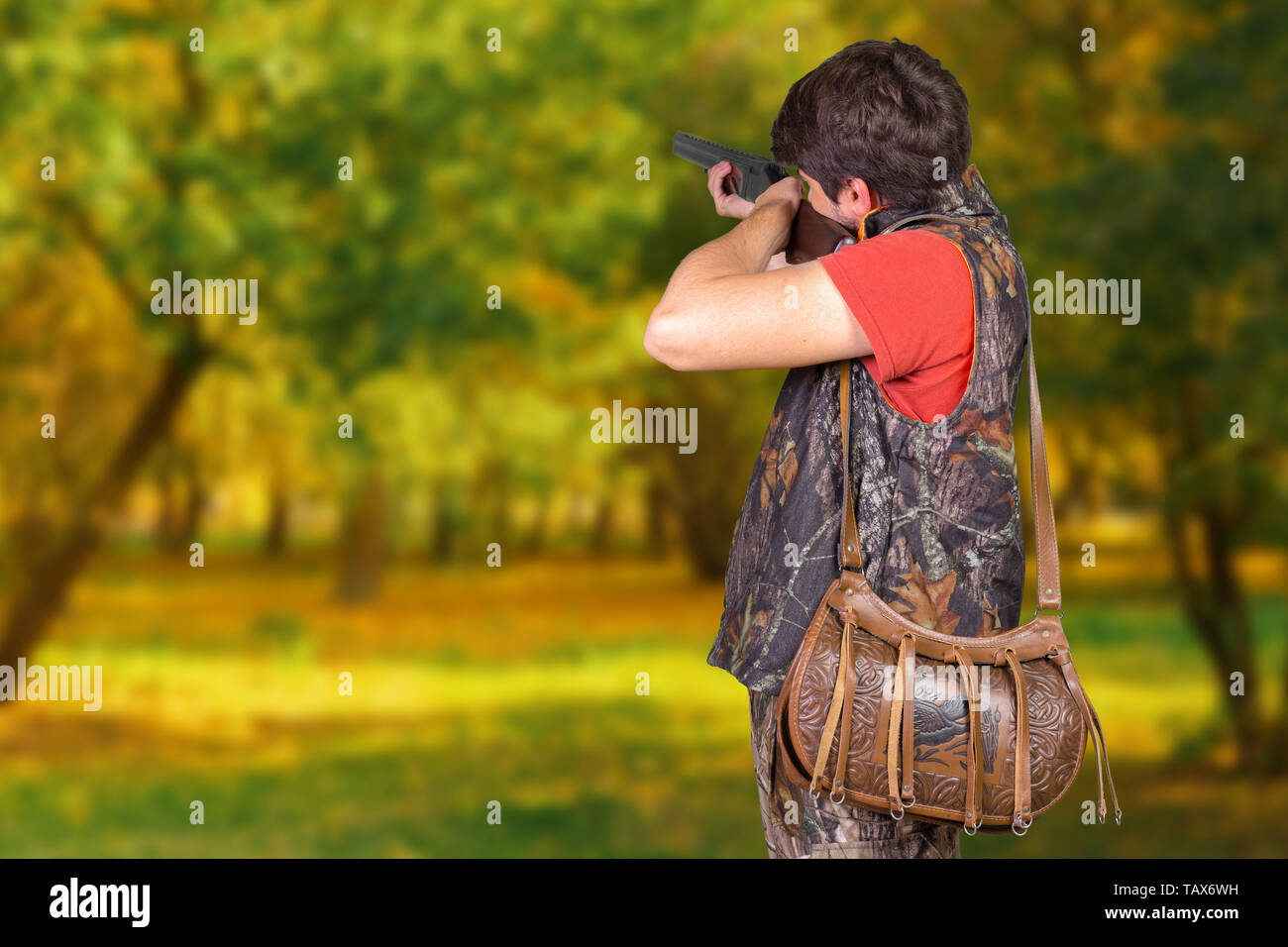 hunter with his rifle Stock Photo - Alamy