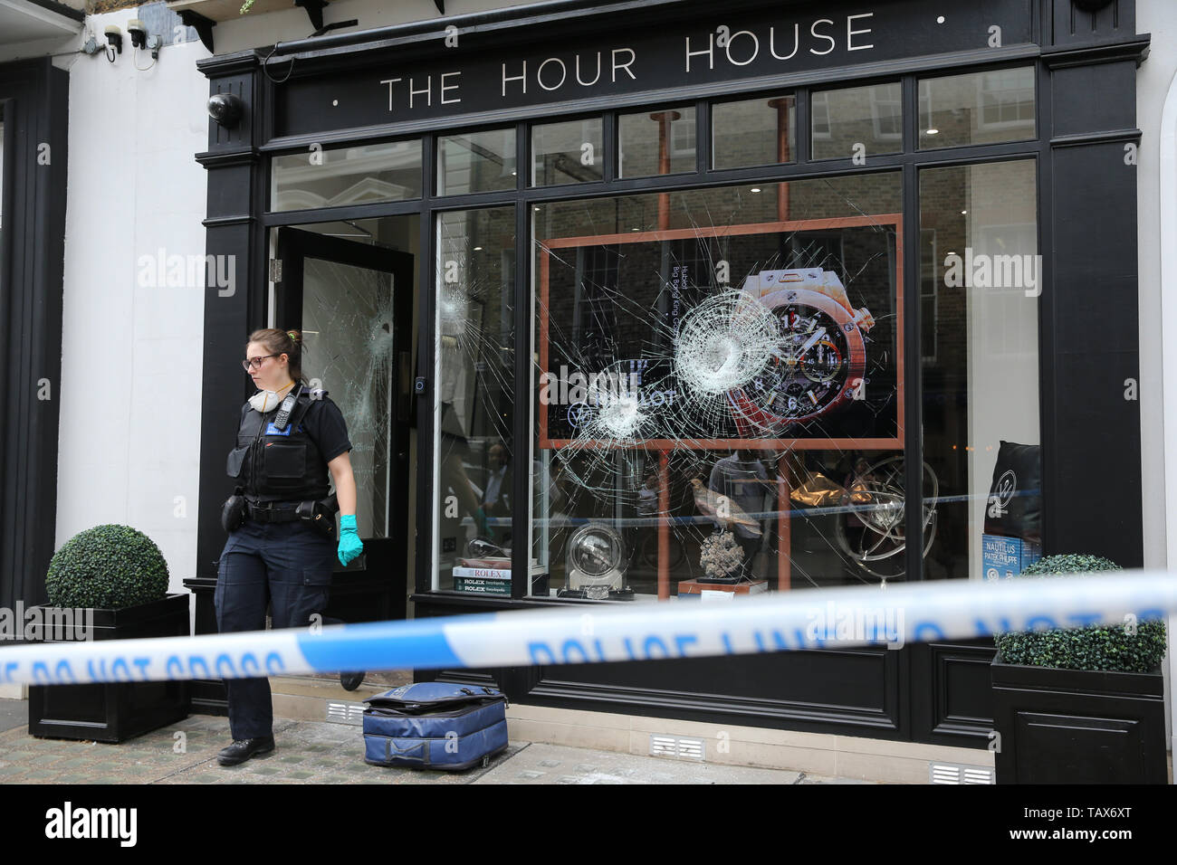 Smashed window house police hi-res stock photography and images - Alamy