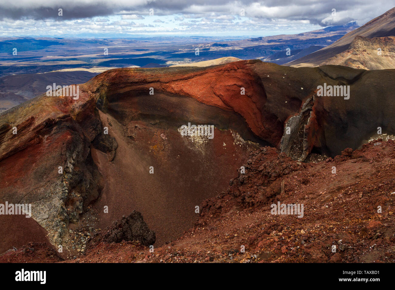Red Crater on the top of Tongariro Volcano, Tongariro Crossing National ...